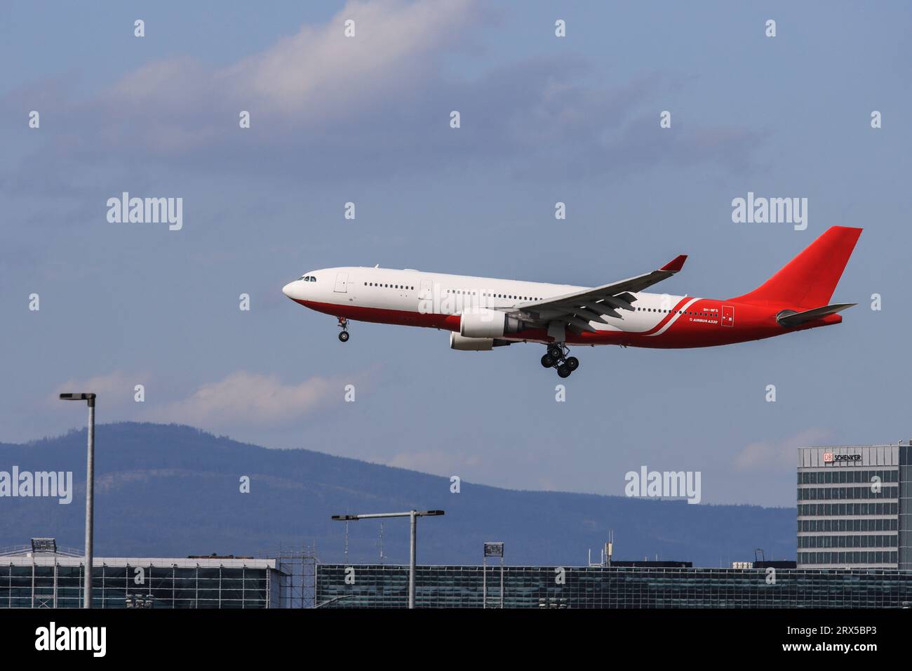 Tui jet landing hi-res stock photography and images - Alamy