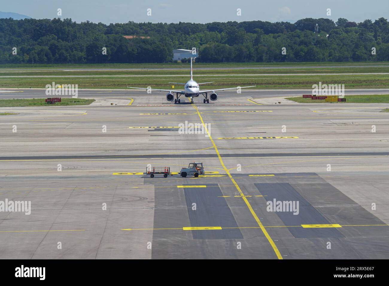 Commercial boeing runway front view hi-res stock photography and images ...