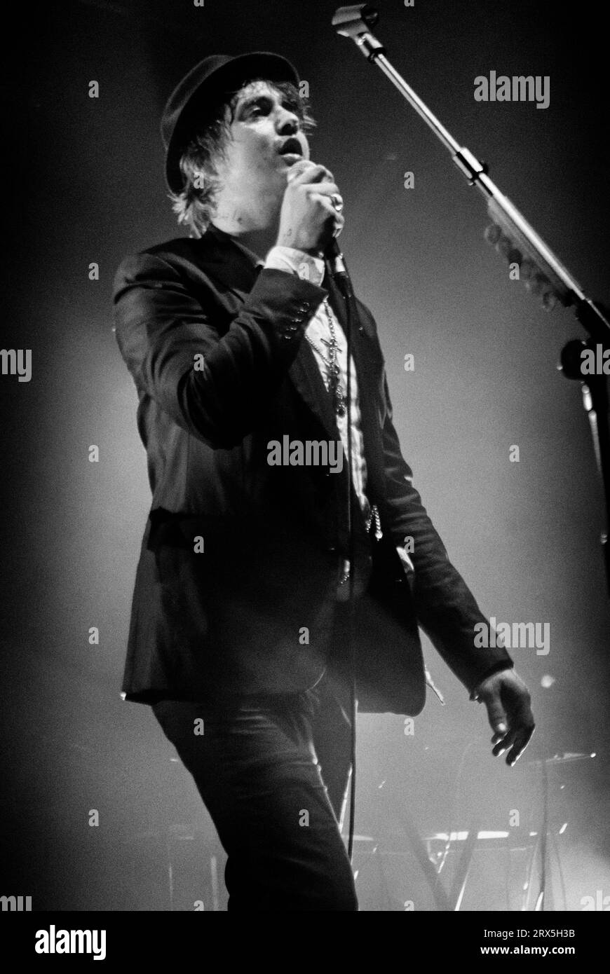 Pete doherty live Black and White Stock Photos & Images - Alamy