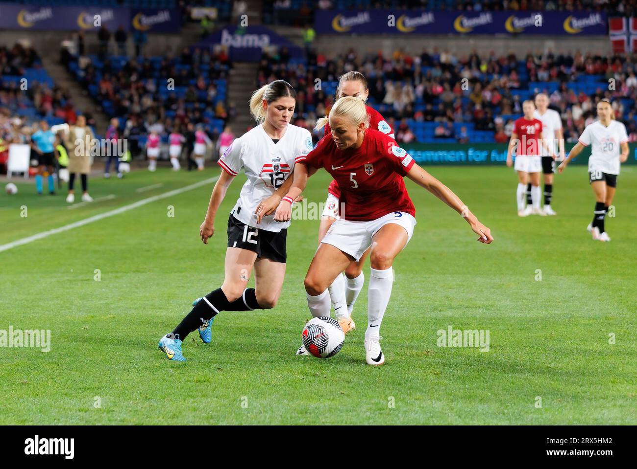 Oslo, Norway. 22nd Sep, 2023. Guro Bergsvand (5) of Norway and Eileen Campbell (12) of Austria ...