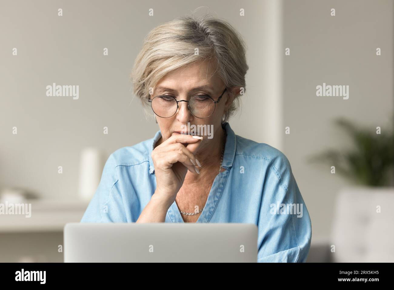 Business woman thinking problem hi-res stock photography and images - Alamy