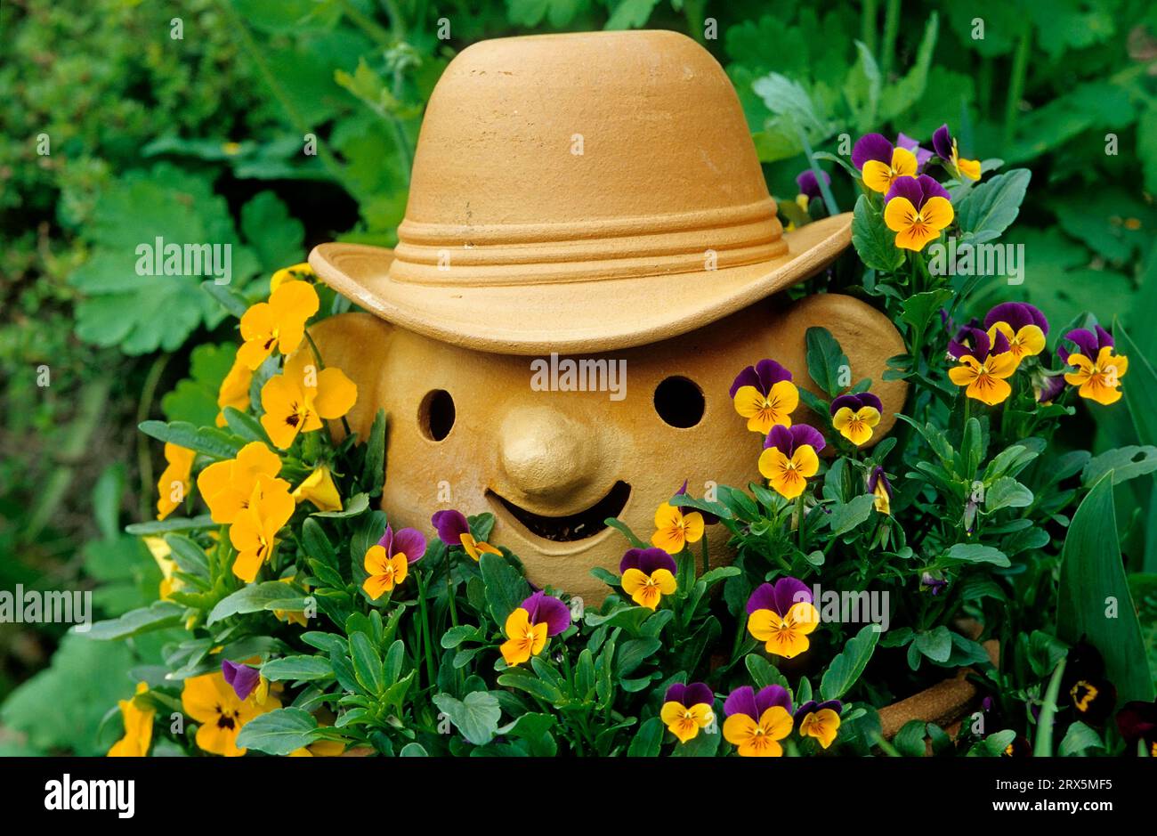 Gardener figure hi-res stock photography and images - Alamy