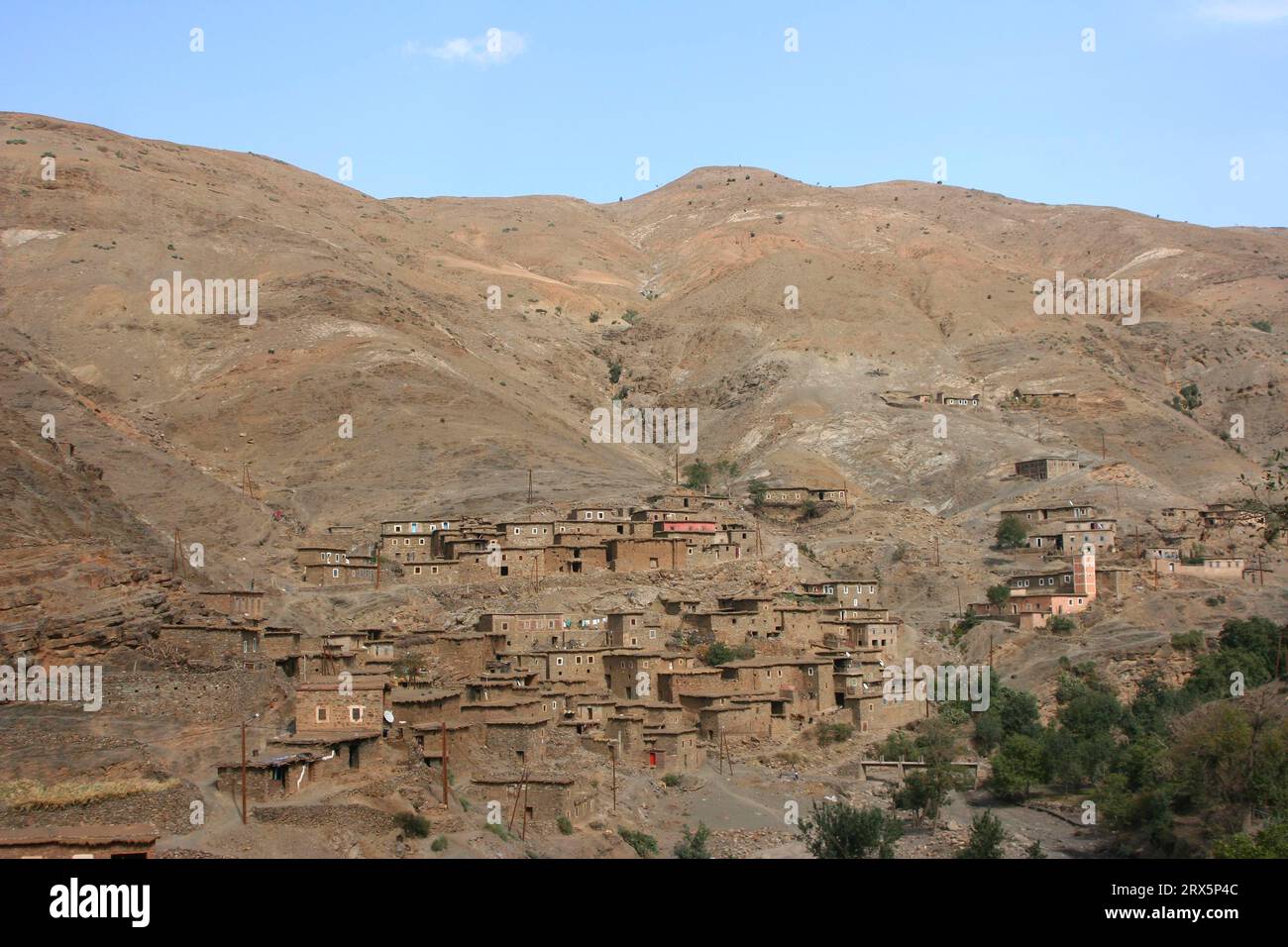 Mountain village on the road between Marakesh and Tizi n'Tichka ...