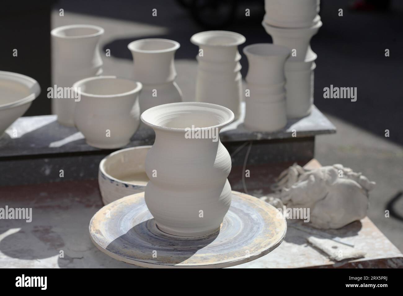 Clay pots construction hi-res stock photography and images - Alamy