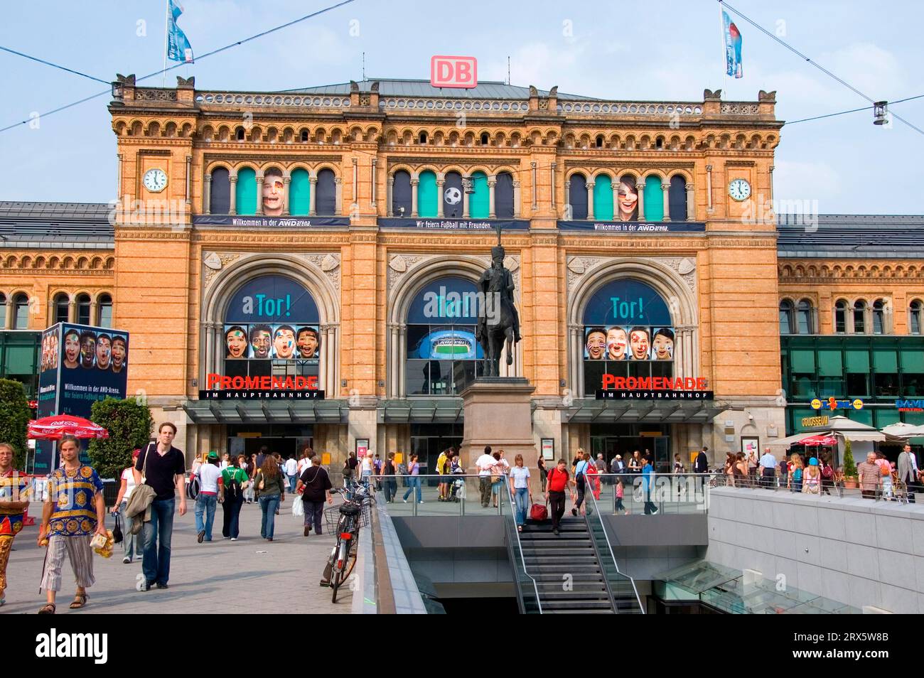 Central Station and Ernst-August-Statue, Ernst-August-Platz, Hanover ...