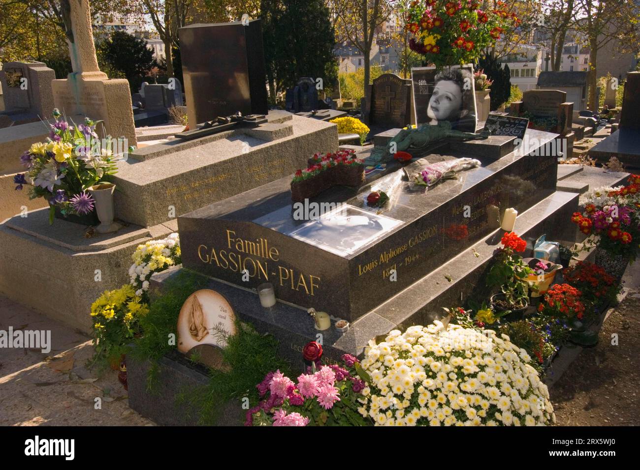 Grave of the singer Edith Piaf, Pere Lachaise Cemetery, France Stock ...