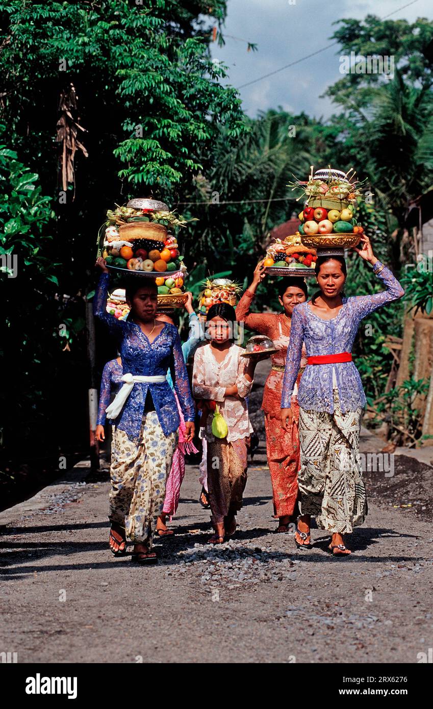 Women with offerings on the way to the Hindu temple Ubud, Bali ...