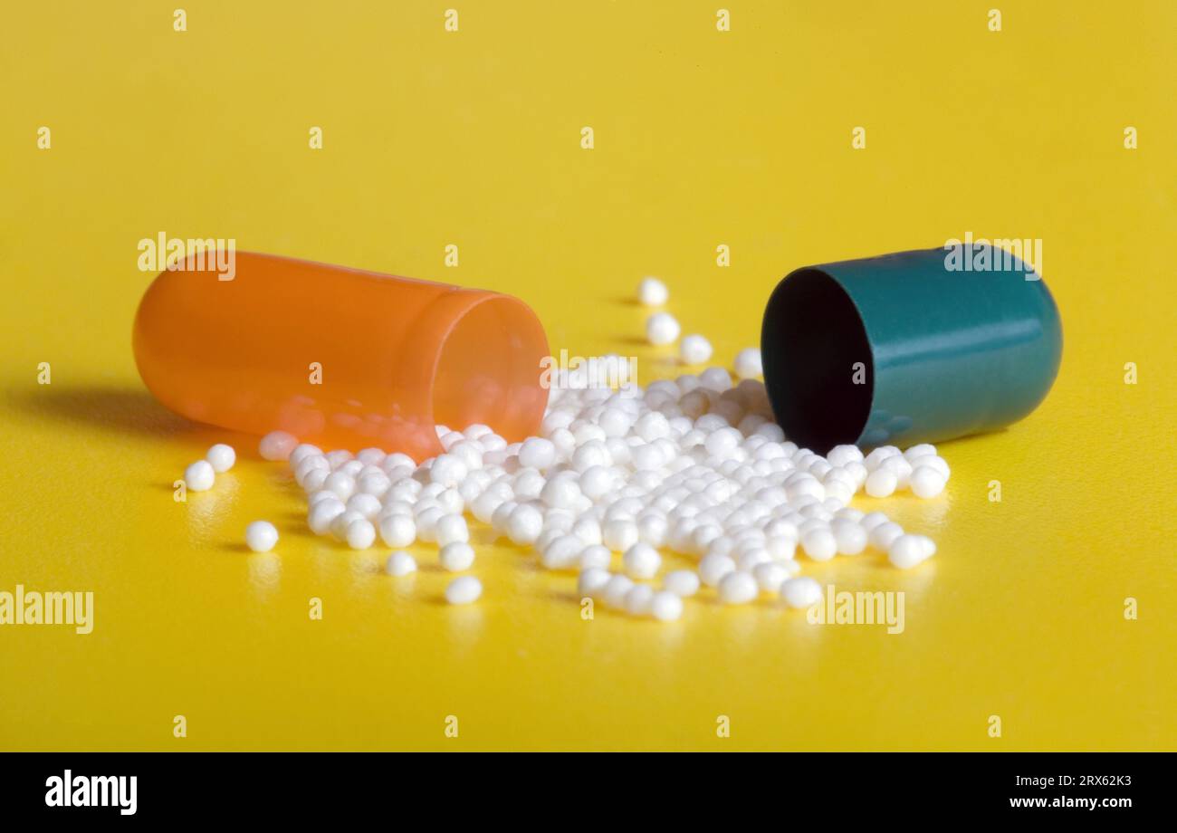Geoeffnette capsule, medication Stock Photo - Alamy
