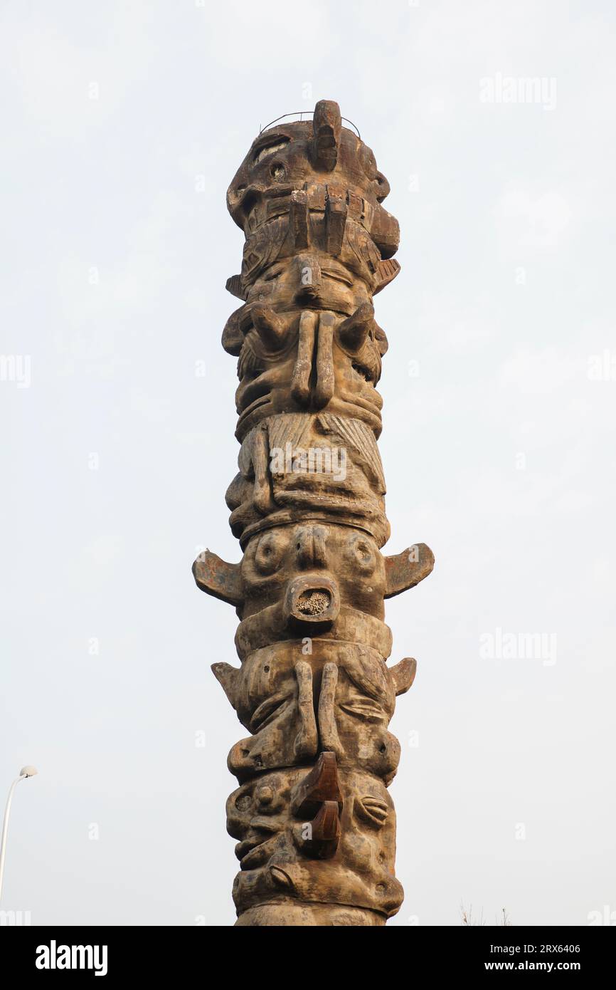 Modern totem poles hi-res stock photography and images - Alamy