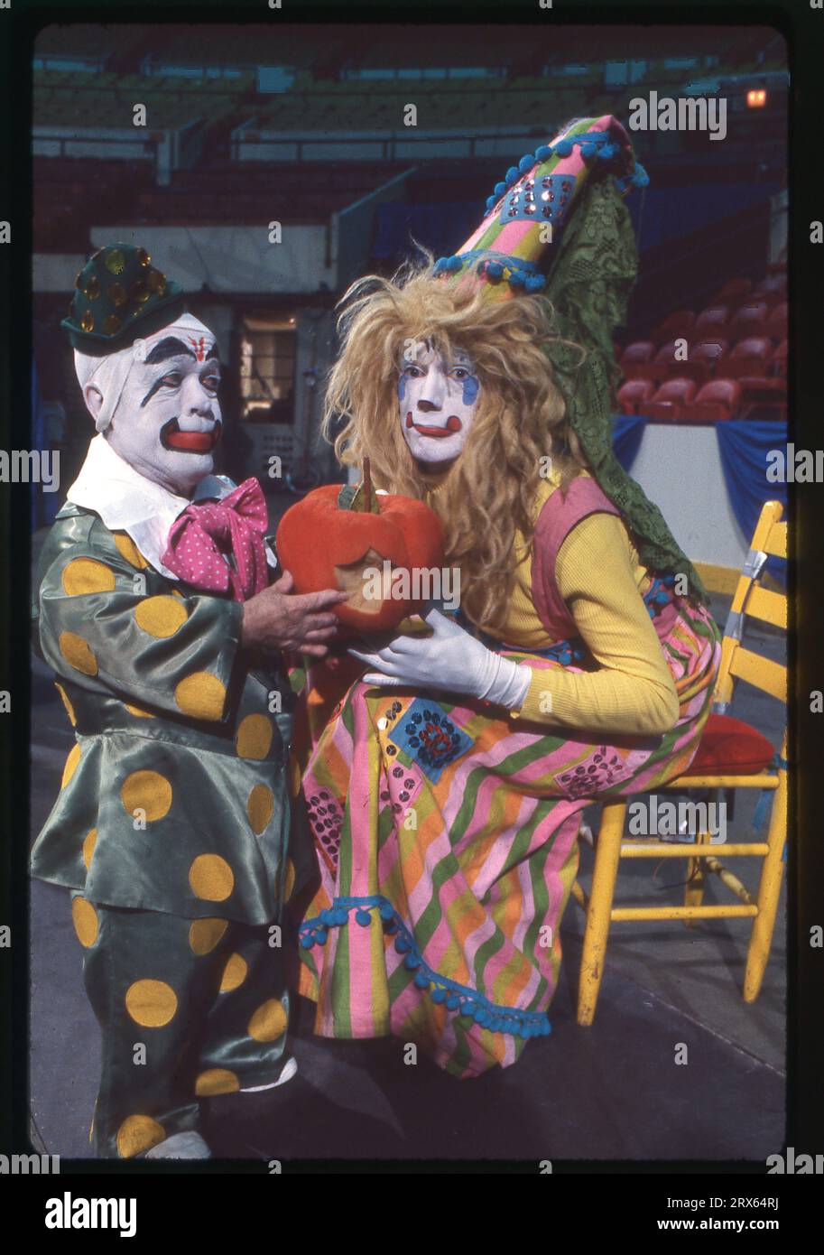 Midget and clown hi-res stock photography and images - Alamy