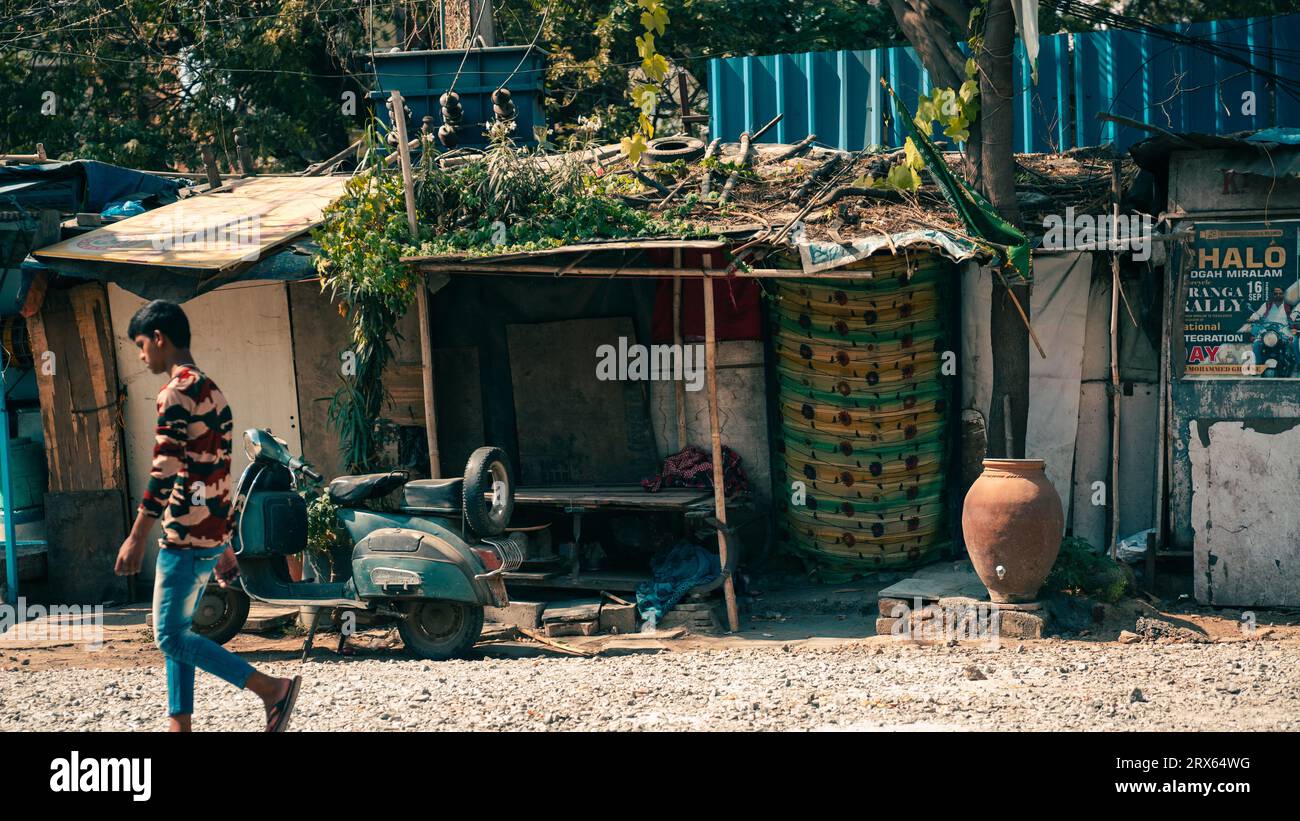 Streetside scene hi-res stock photography and images - Alamy