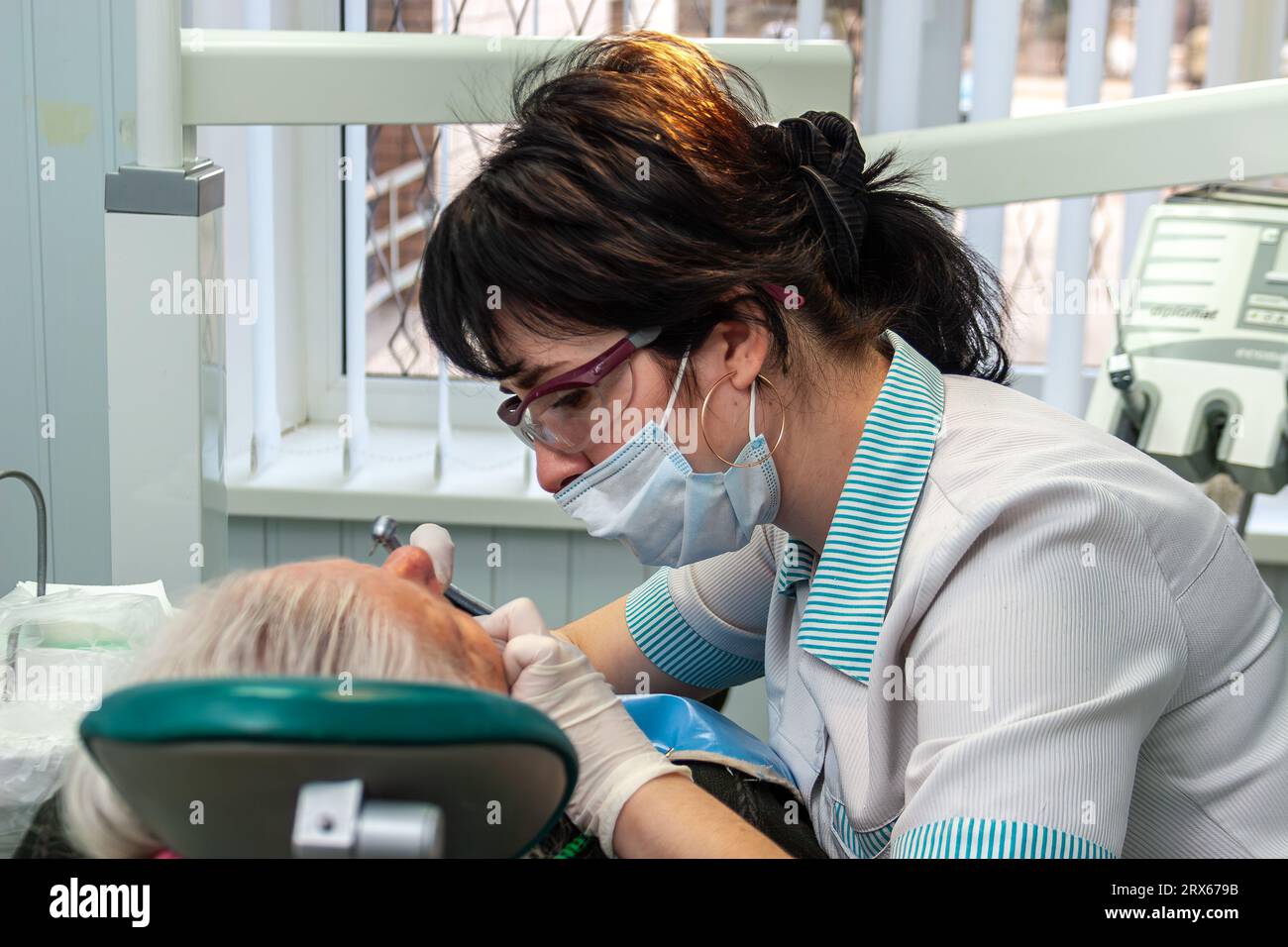 Dentist at work in the clinic Stock Photo - Alamy