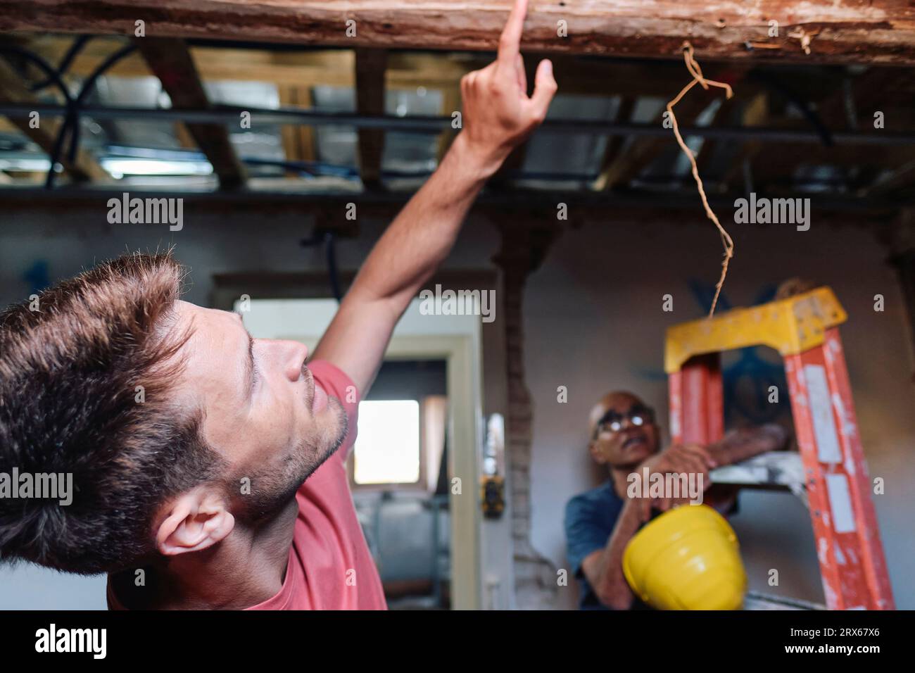 Construction worker pointing up hi-res stock photography and images - Alamy
