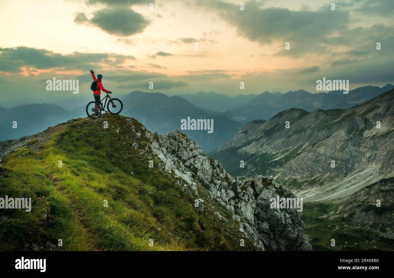Bike formation hi-res stock photography and images - Alamy