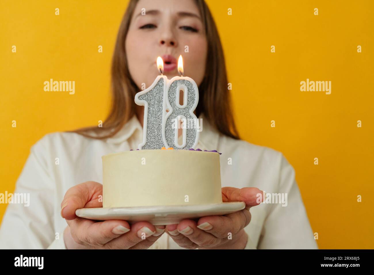 Birthday candle on cake hi-res stock photography and images - Alamy