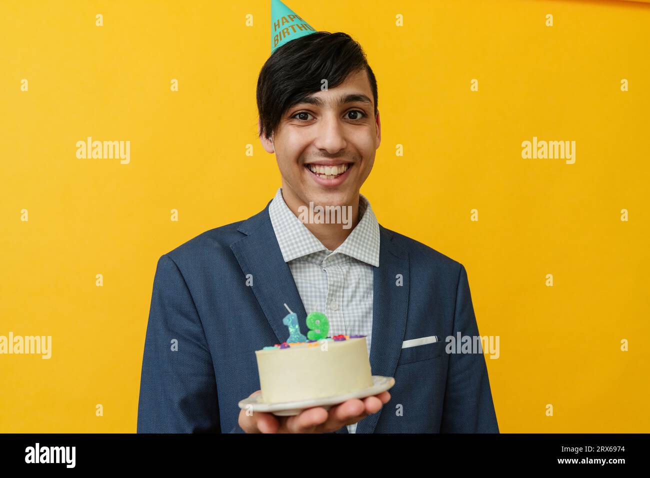 Man holding cake hi-res stock photography and images - Alamy