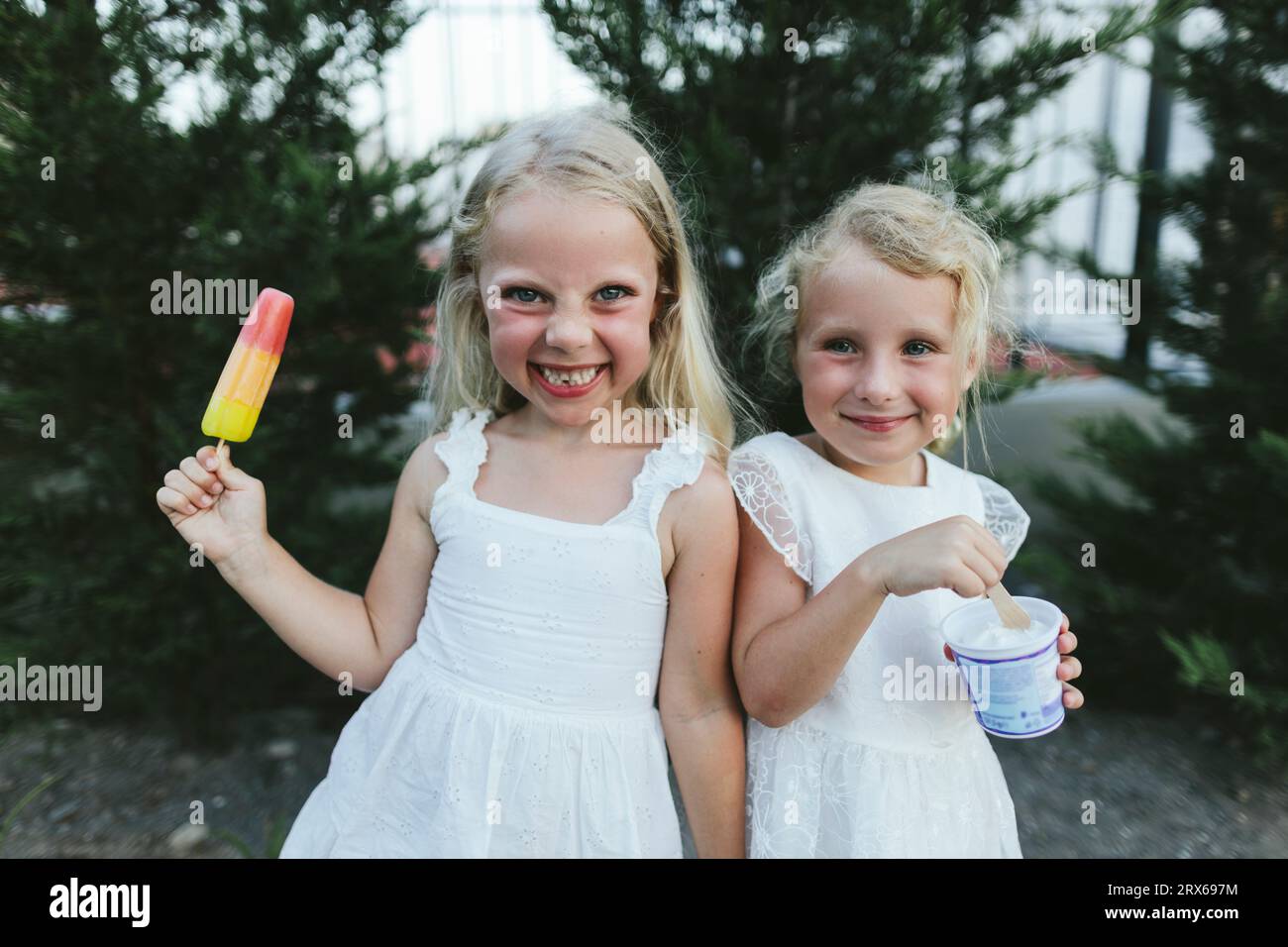 Happy friends holding ice hi-res stock photography and images - Alamy