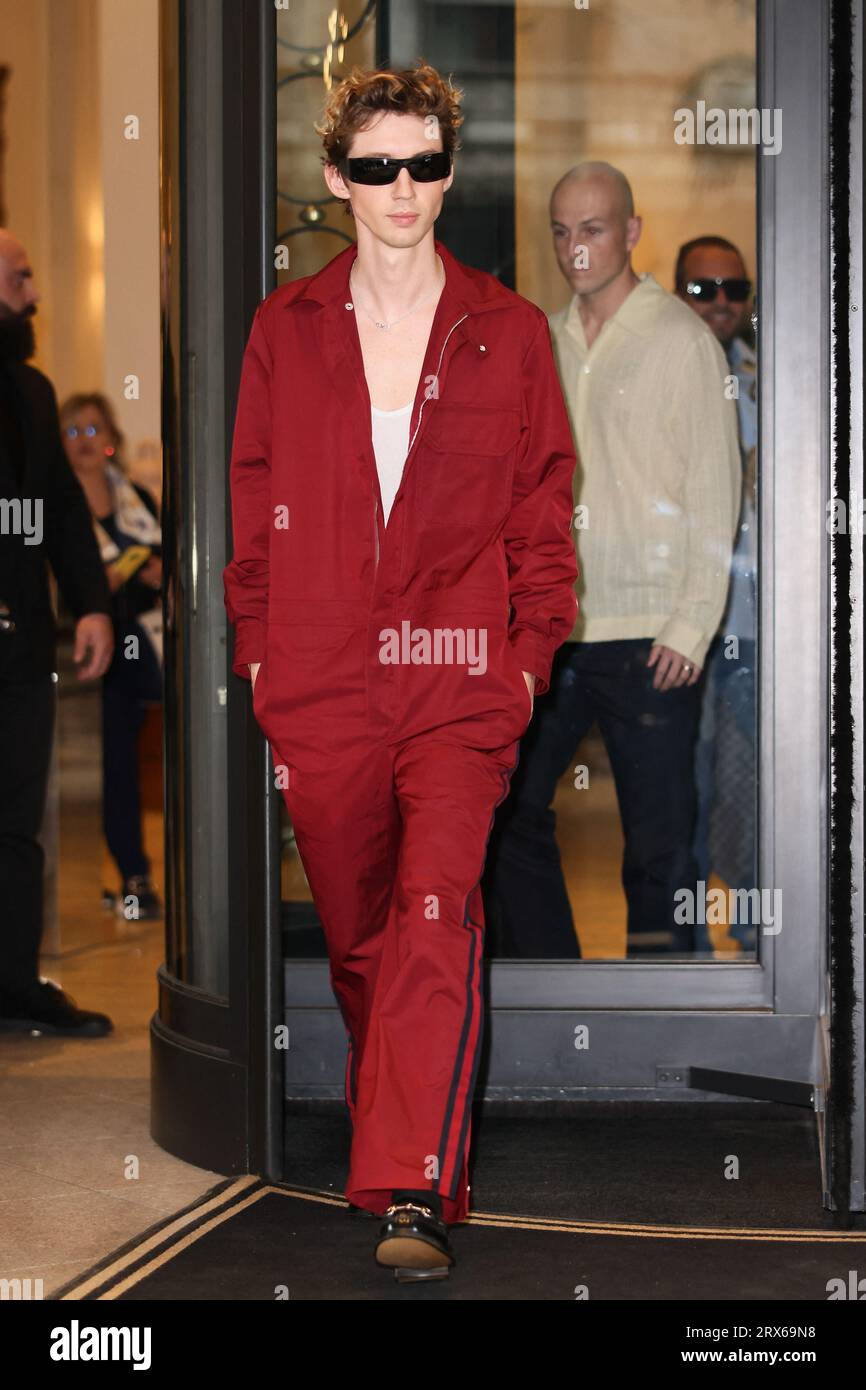 Milan, Italy. 22nd Sep, 2023. Troye Sivan leaves her hotel to attending ...