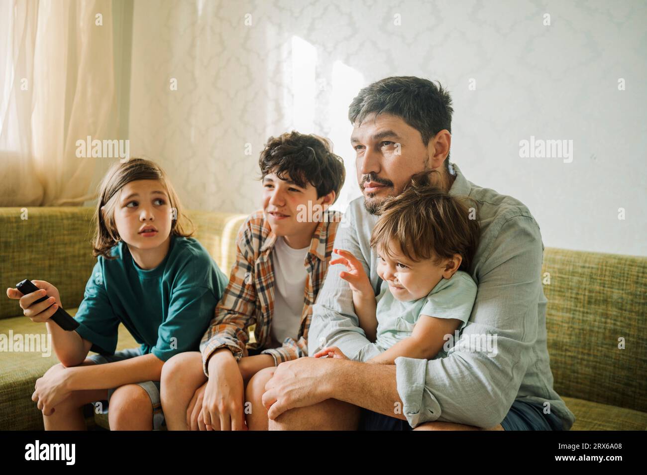 Father and children watching TV at home Stock Photo - Alamy