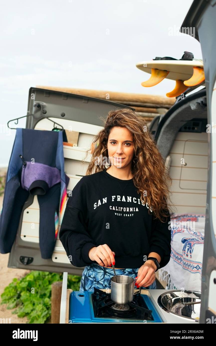 Person cooking outside hi-res stock photography and images - Alamy