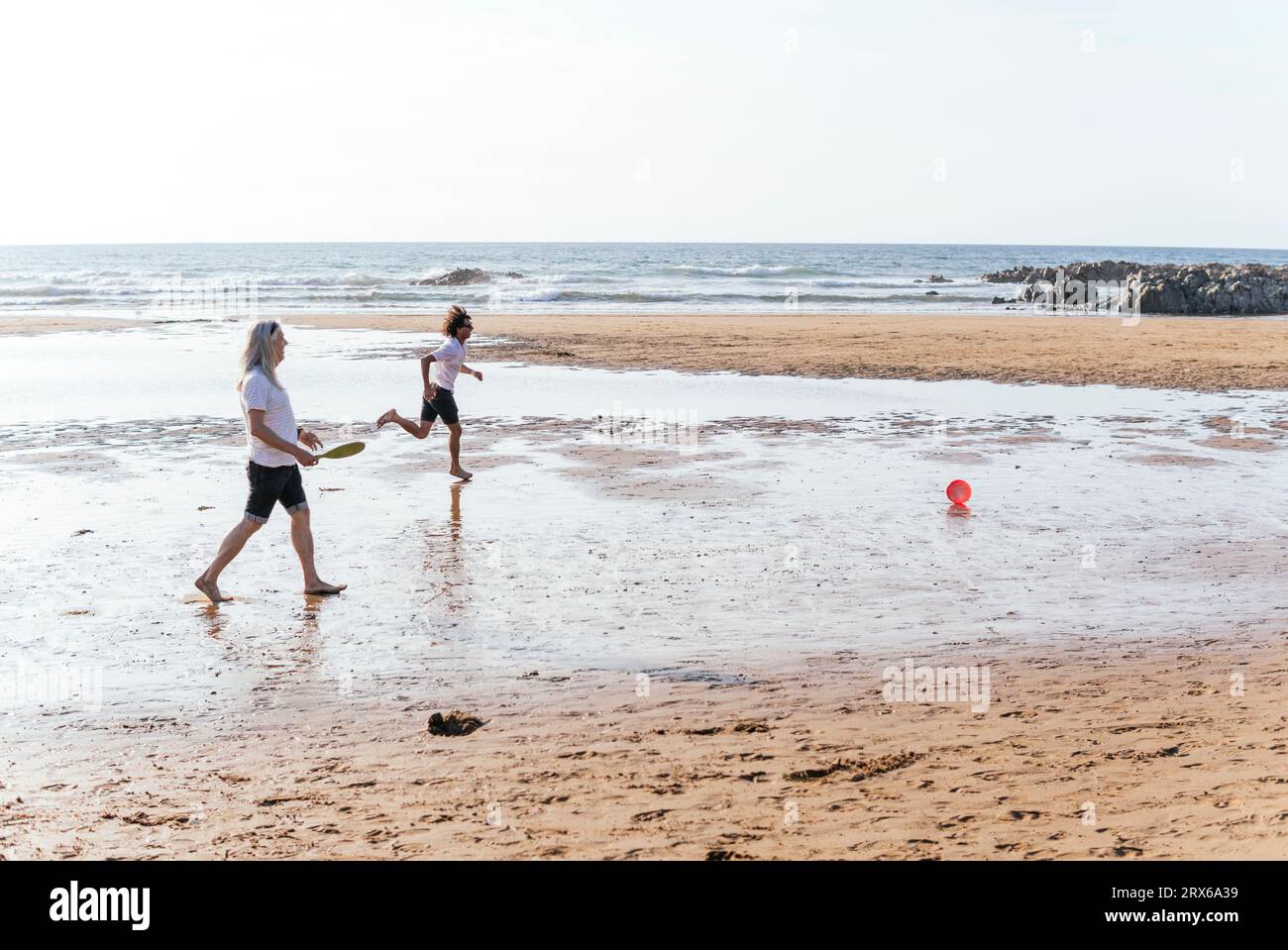 Friends playing with plastic disc hi-res stock photography and images ...