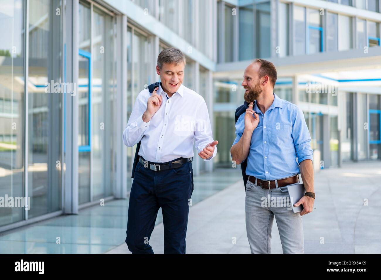 Business man walking and talking hi-res stock photography and images ...