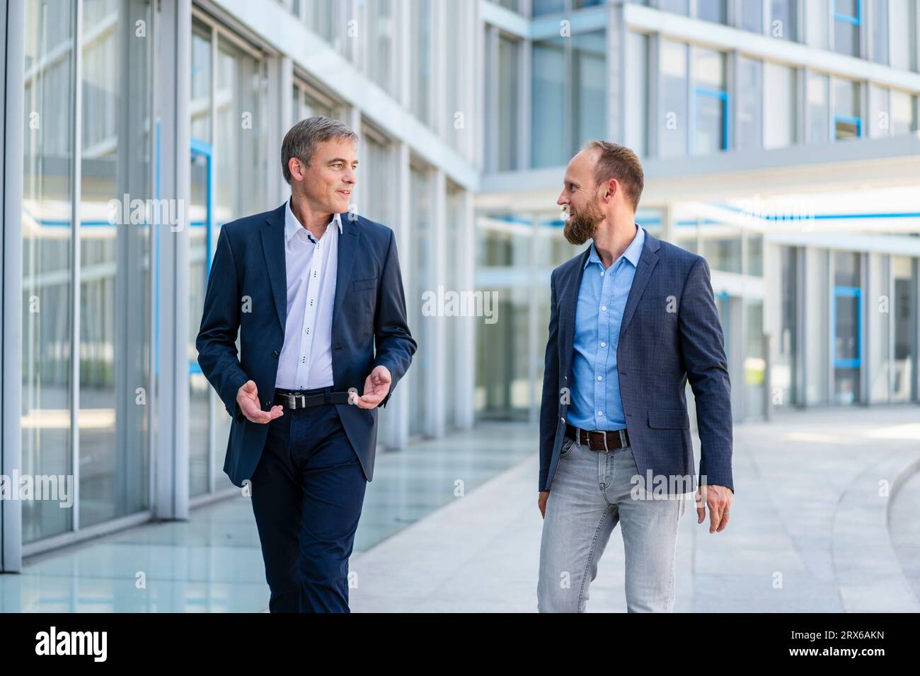 Walking modern architecture hi-res stock photography and images - Alamy