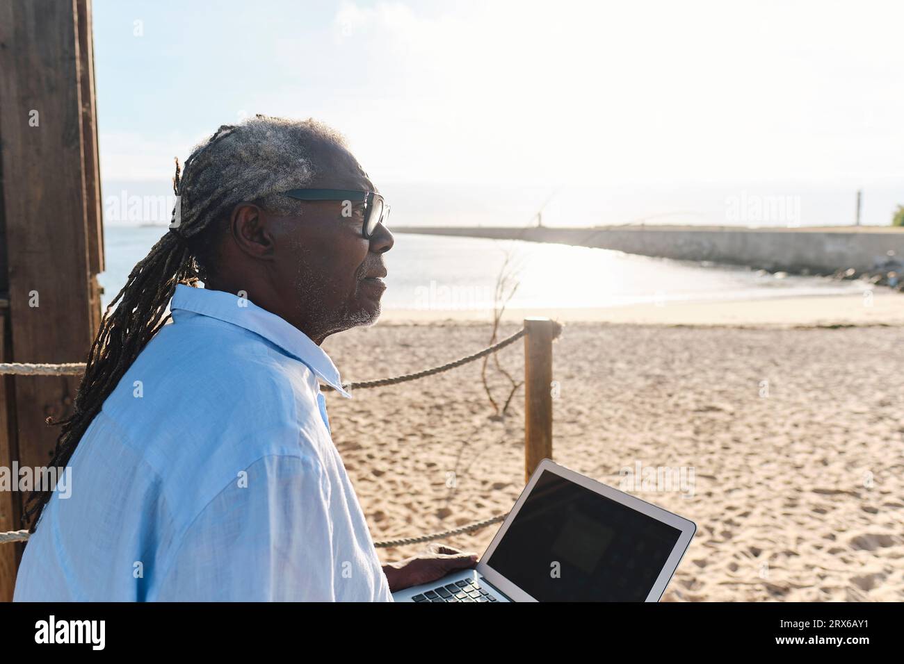 Businessman sitting on beach laptop hi-res stock photography and images ...
