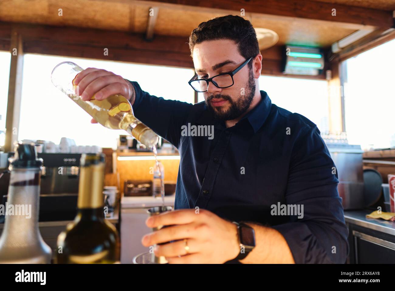Bartender measuring hi-res stock photography and images - Alamy
