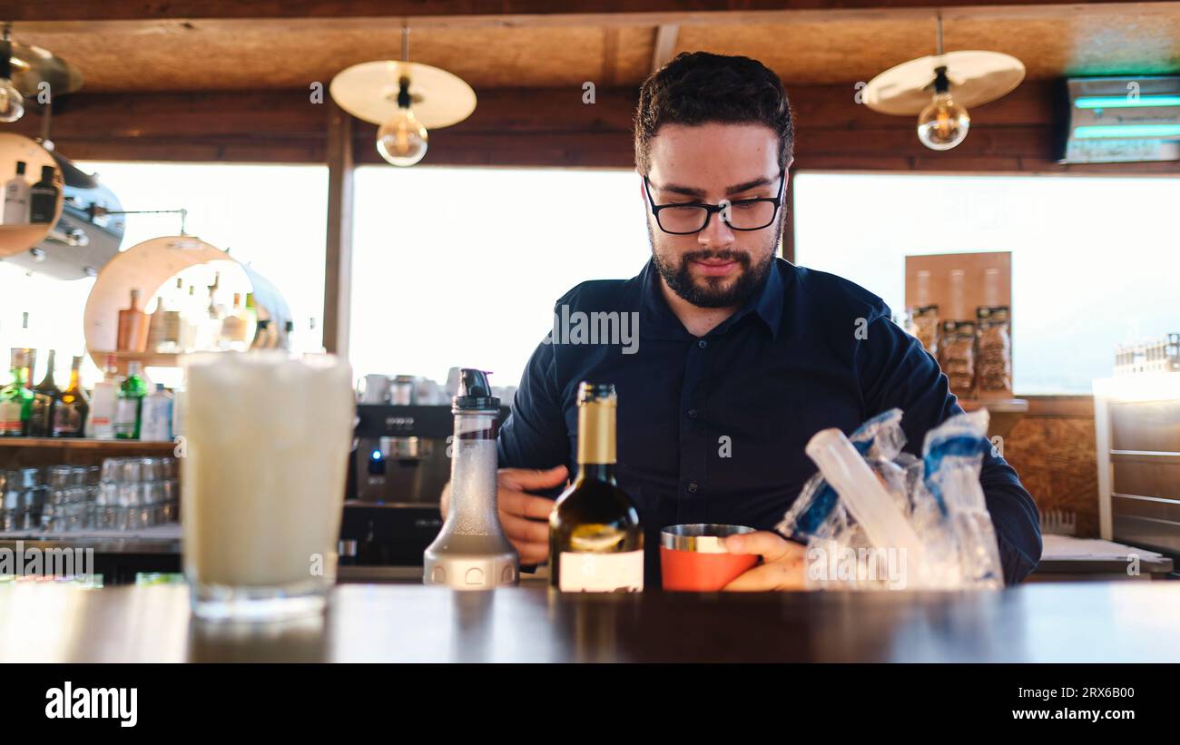 Bartender preparing drink bar hi-res stock photography and images - Alamy