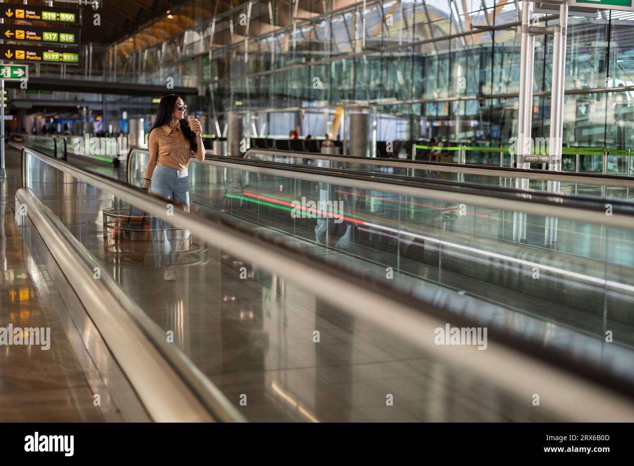 Travelator hi-res stock photography and images - Alamy
