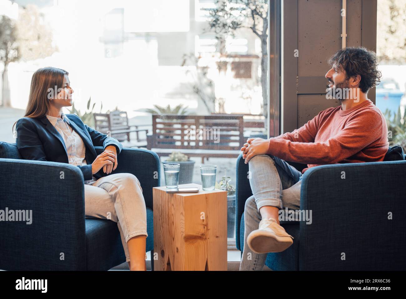 Two people sitting and talking hi-res stock photography and images - Alamy