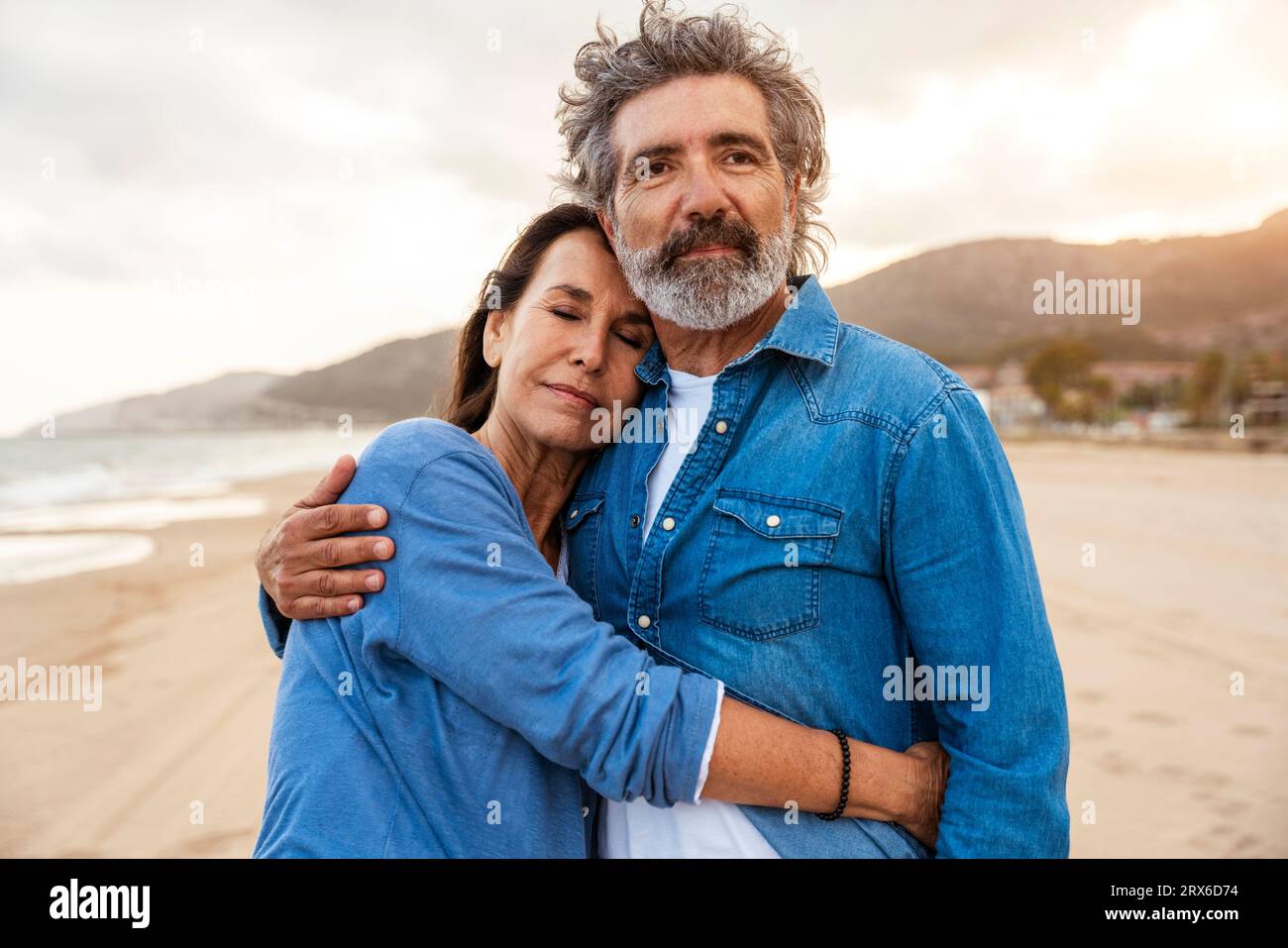 Senior man woman couple hugging hi-res stock photography and images - Alamy