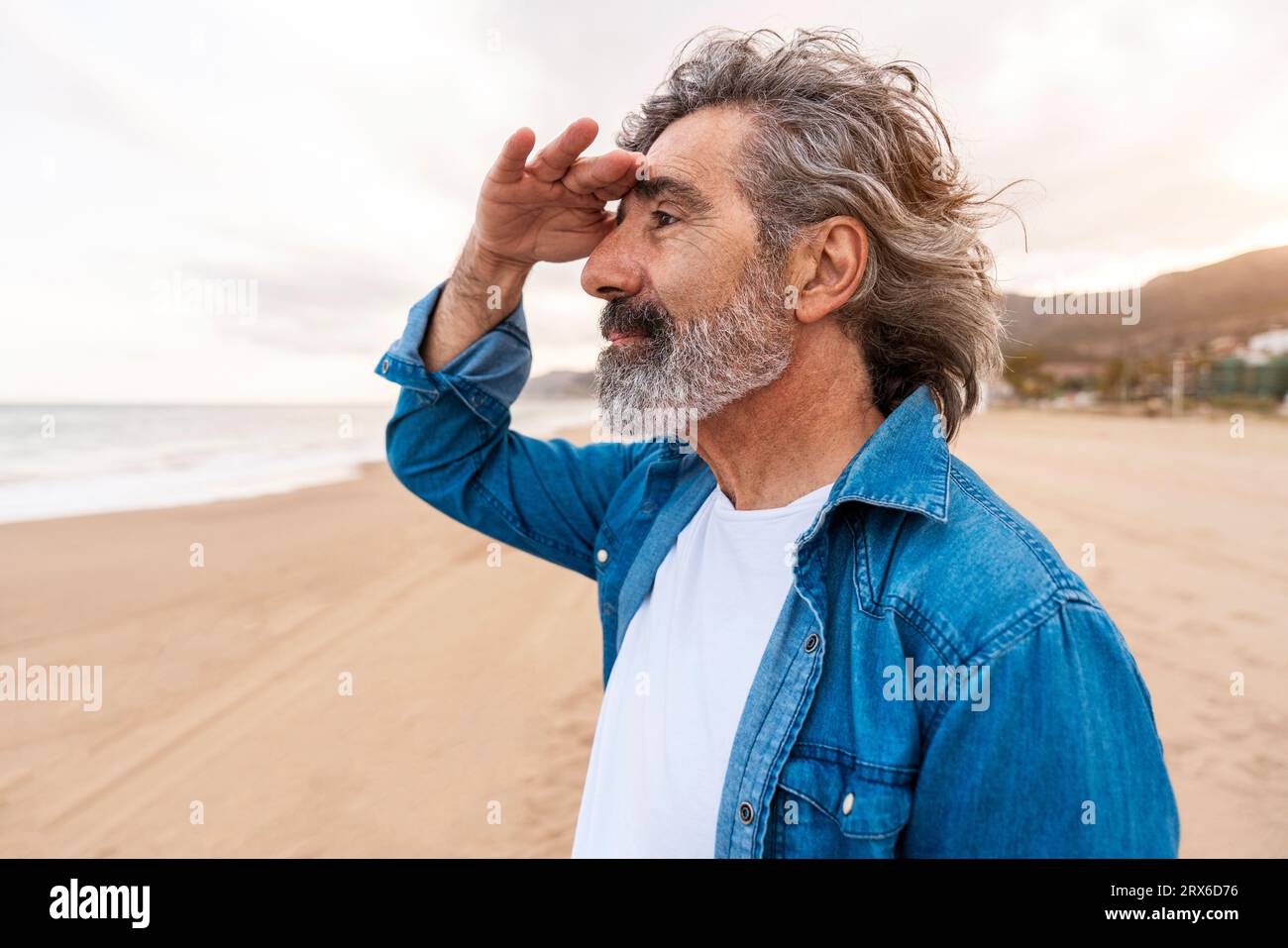 Man shielding eyes hi-res stock photography and images - Alamy