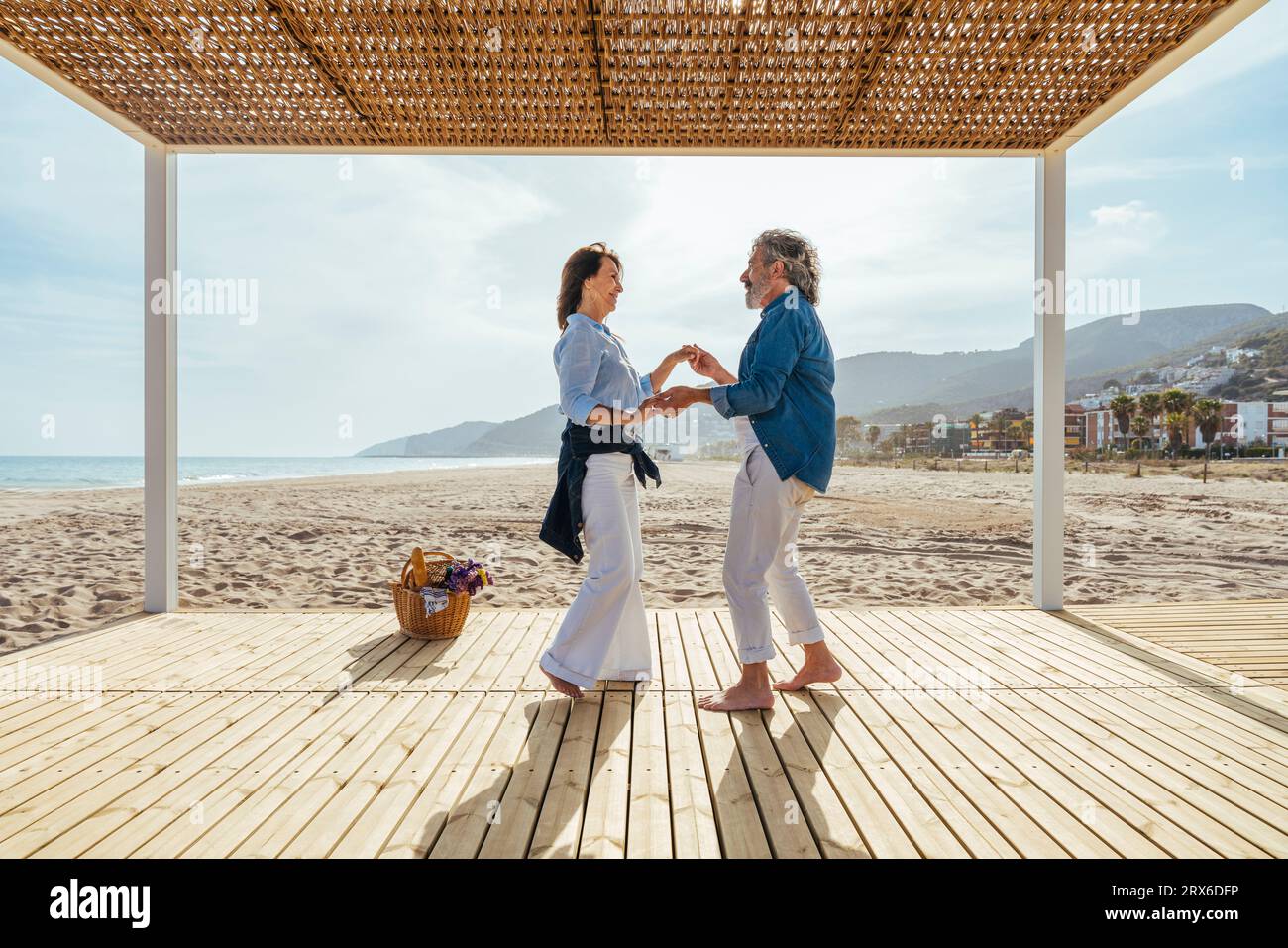 Couple in gazebo dancing hi-res stock photography and images - Alamy