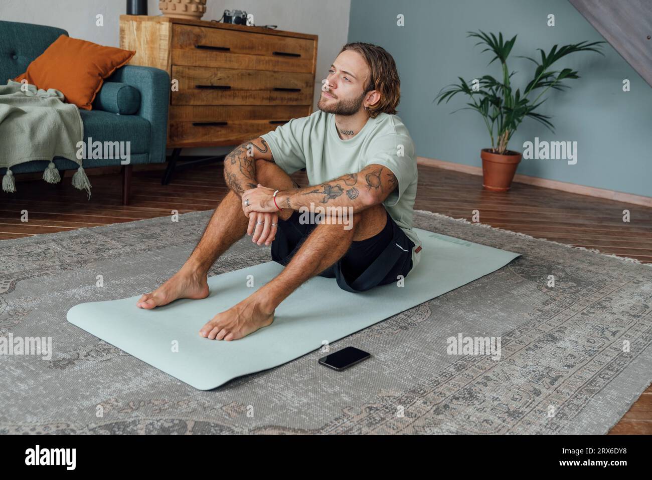 Man sitting on a mat hi-res stock photography and images - Alamy