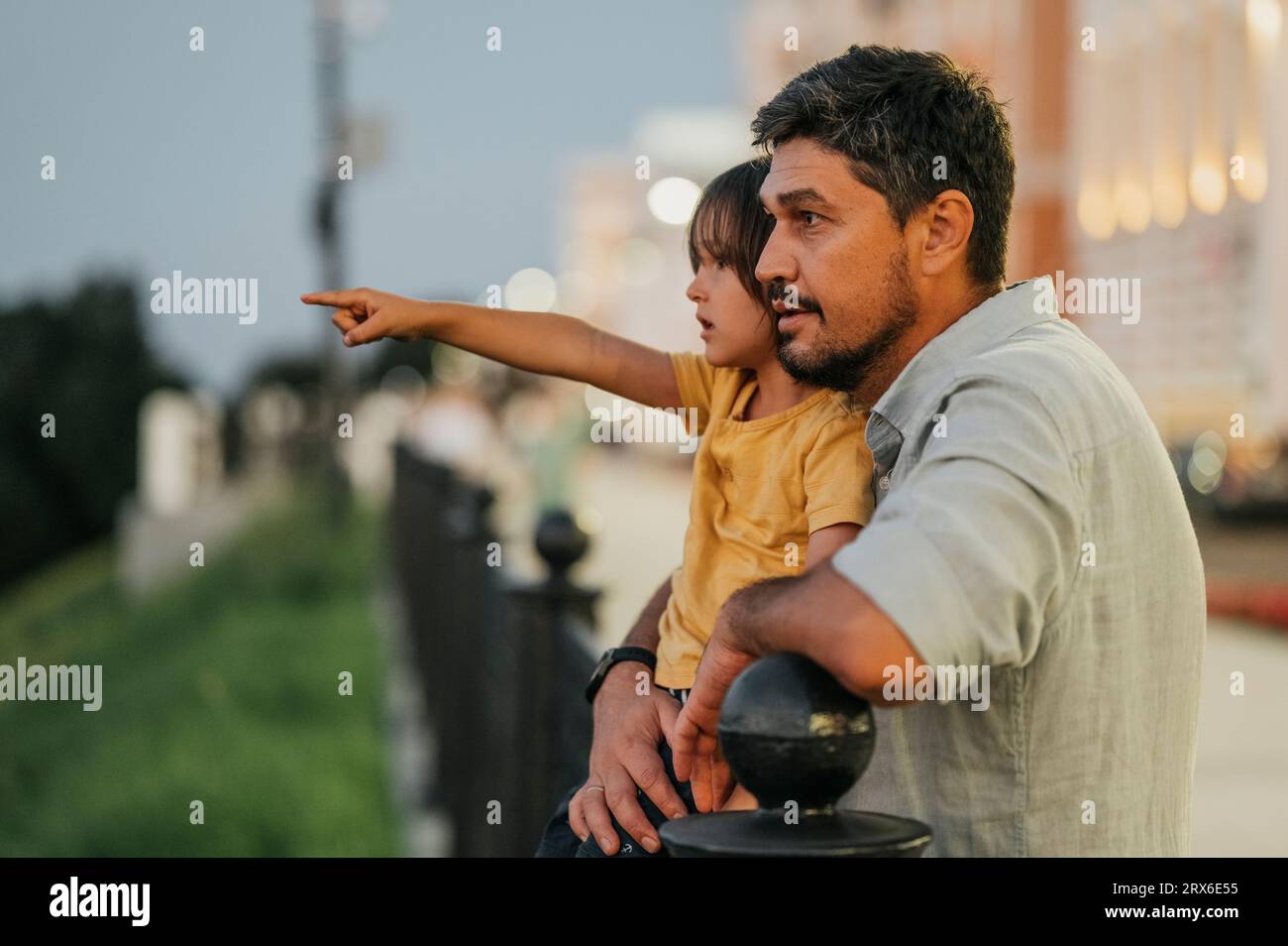 Cute boy pointing and talking to father Stock Photo - Alamy