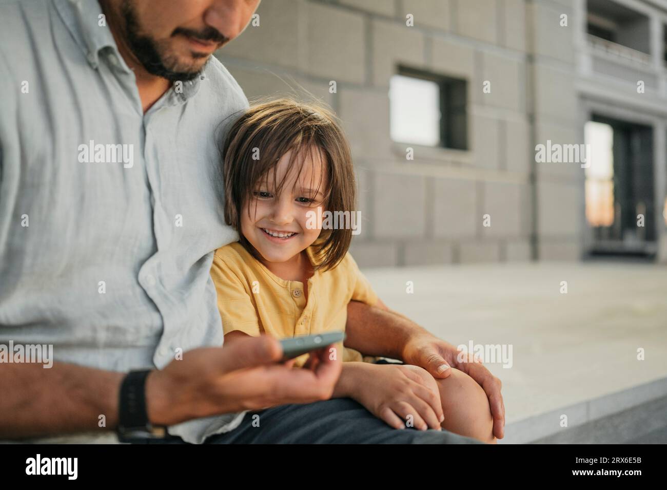 Father son using mobile phone hi-res stock photography and images - Alamy