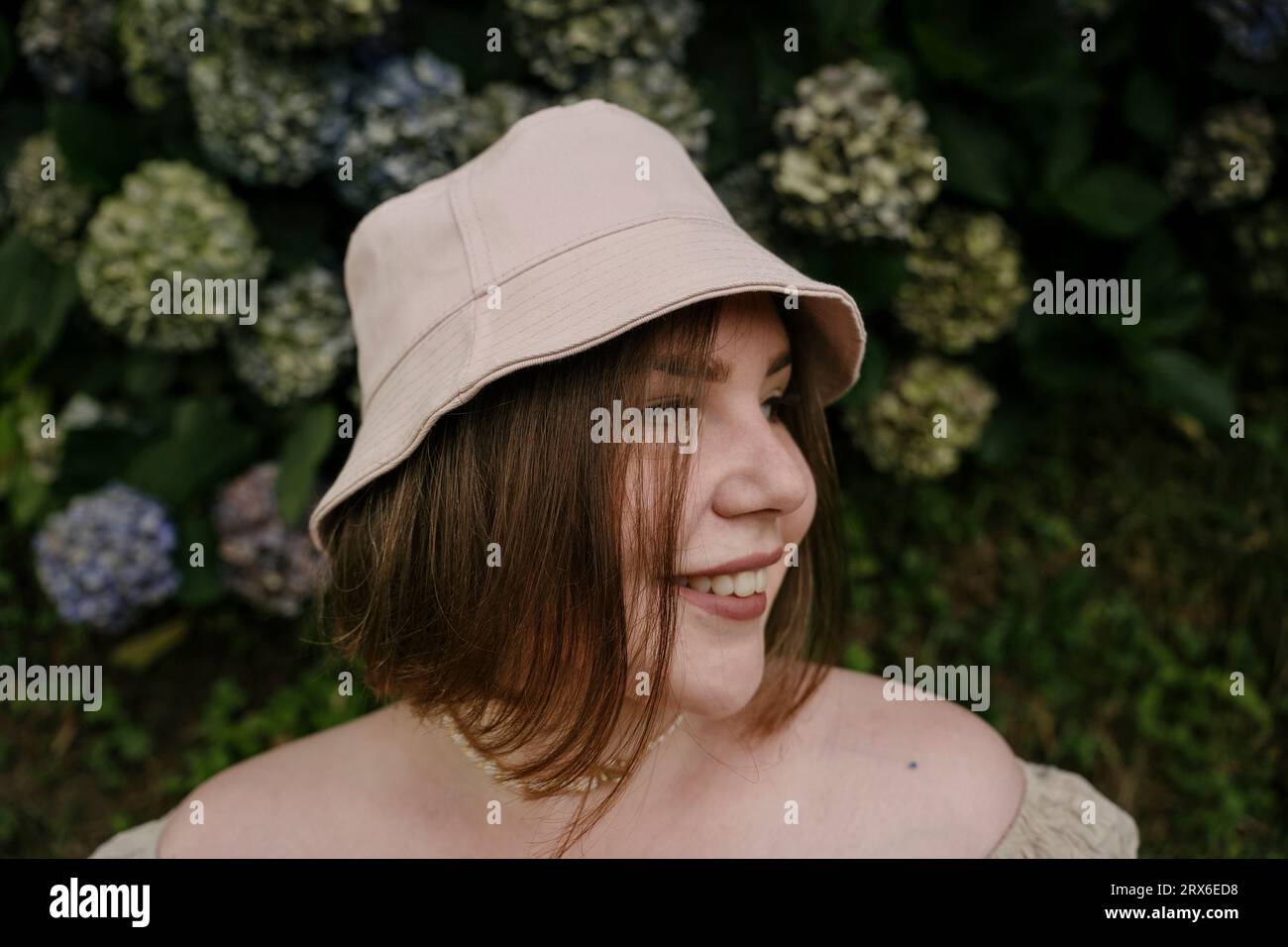 Woman with bucket hi-res stock photography and images - Alamy