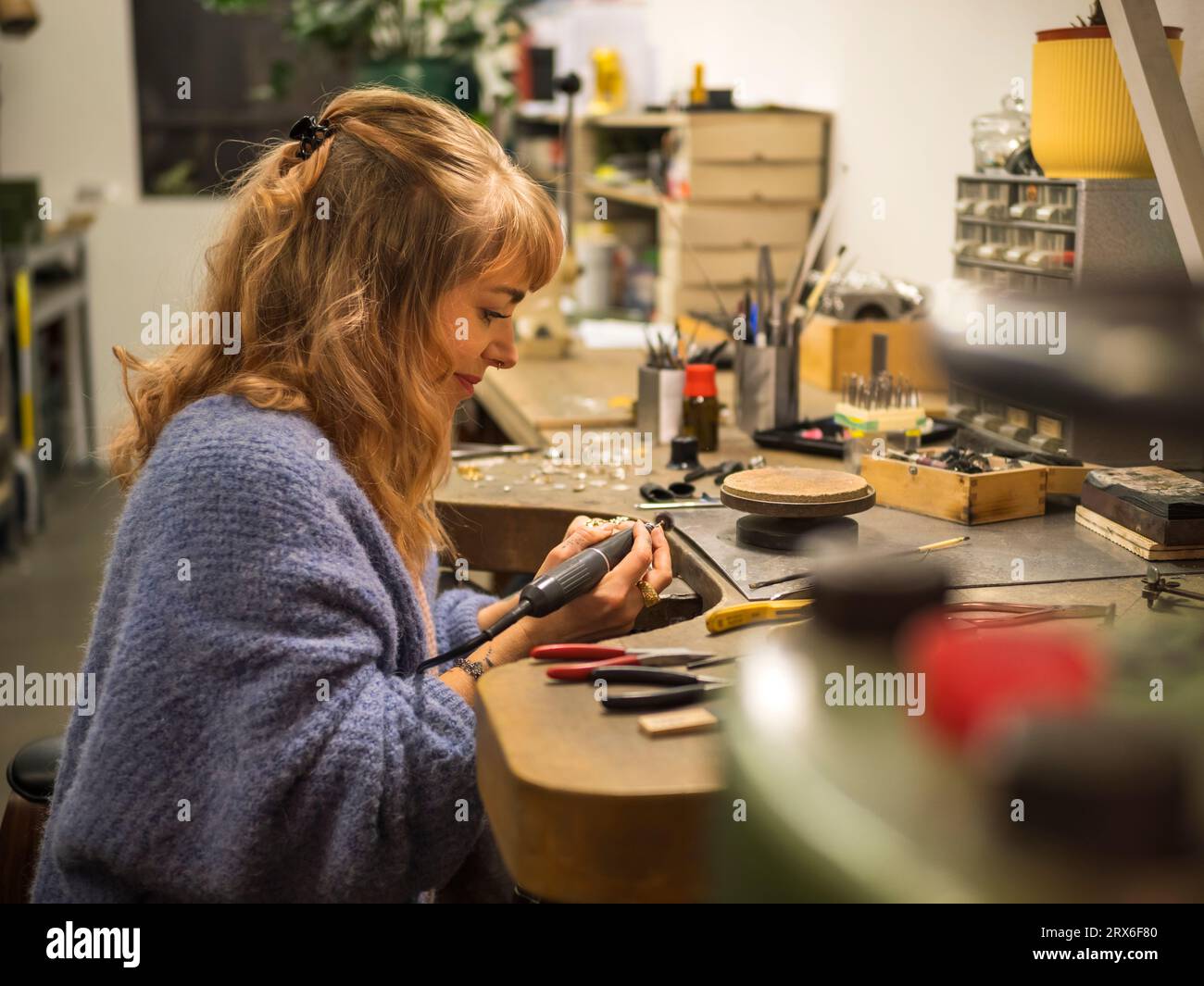 Female goldsmith work hi-res stock photography and images - Alamy
