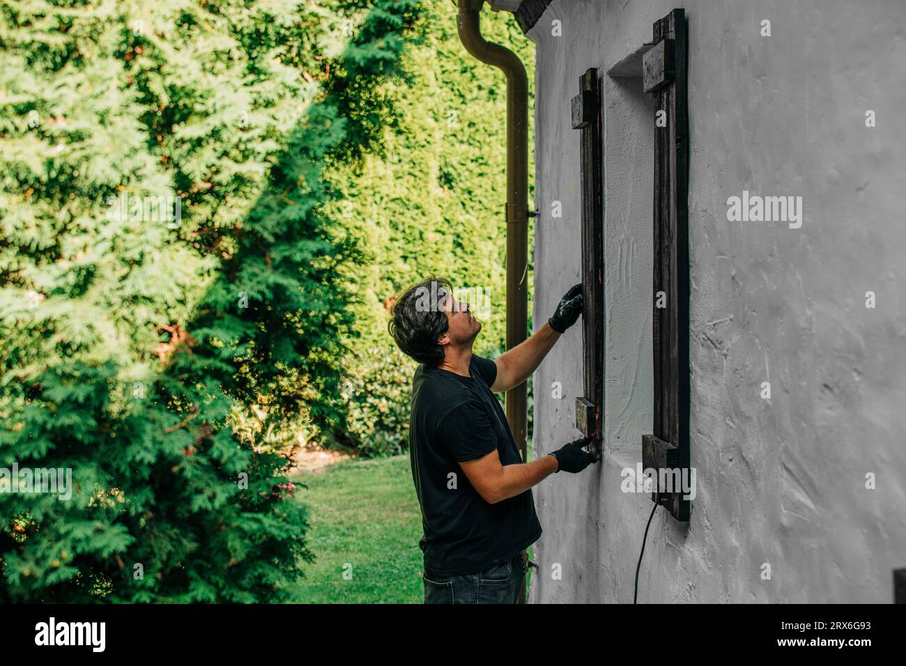 Man installing wall hi-res stock photography and images - Alamy