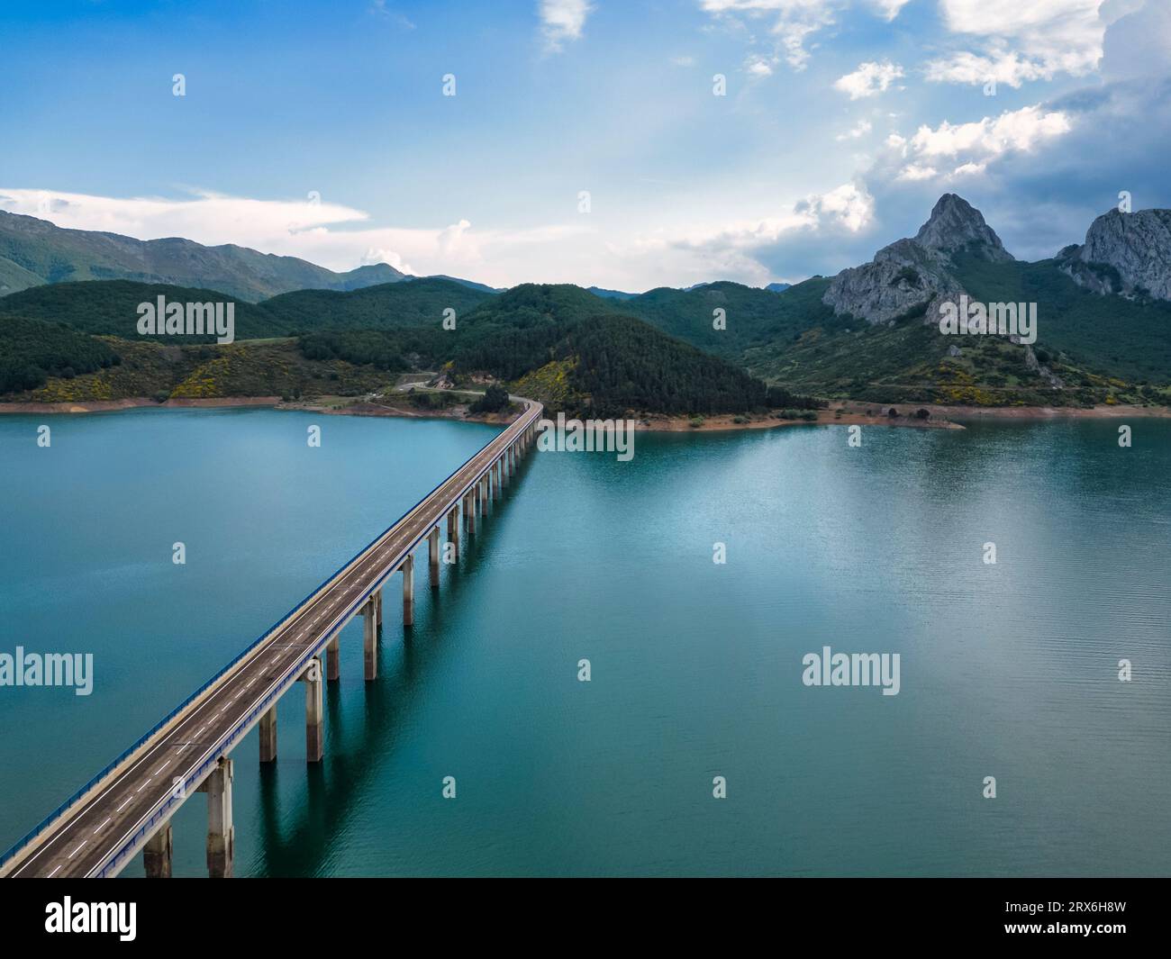 Embalse de riano hi-res stock photography and images - Alamy
