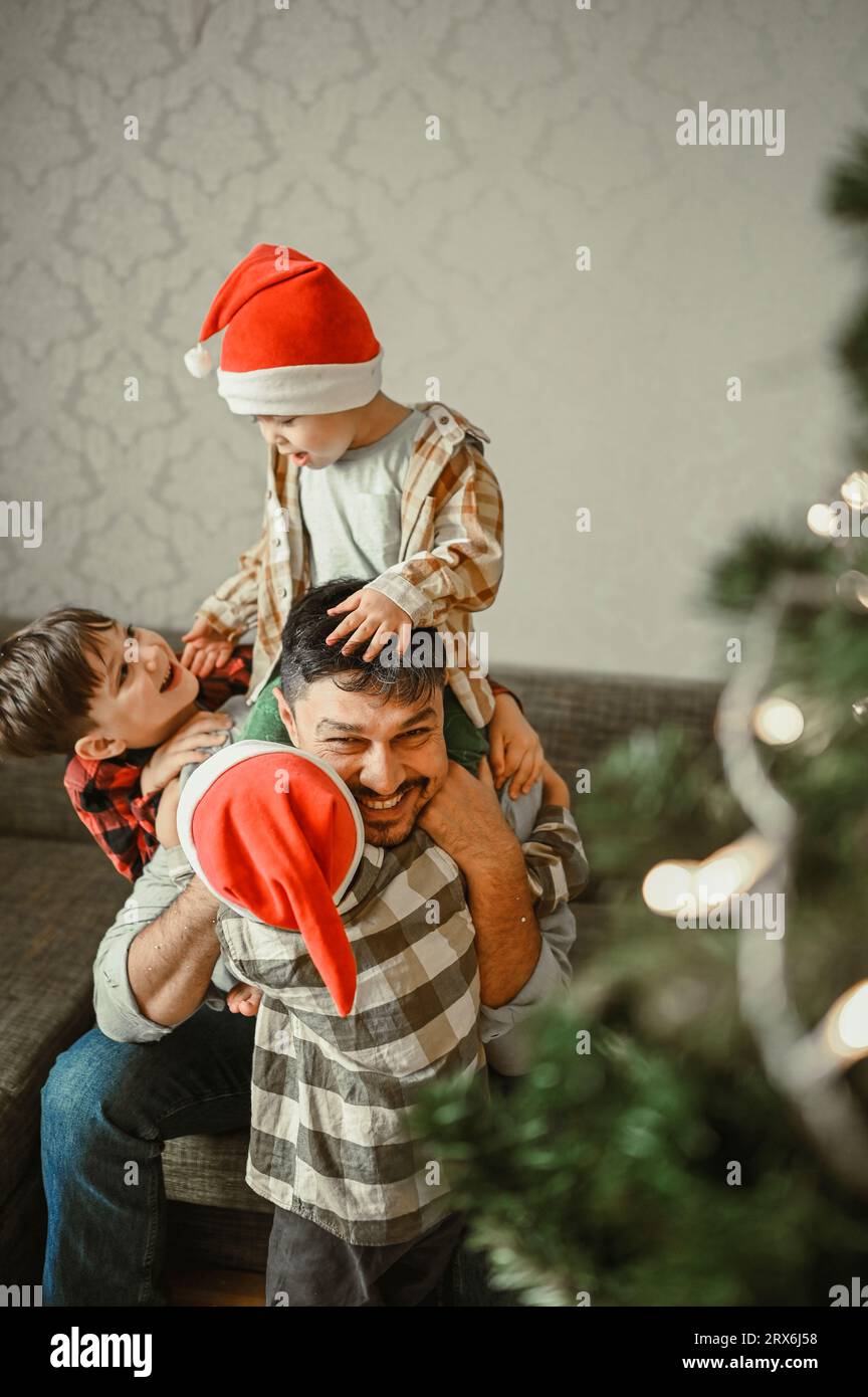 Celebrating christmas family home hi-res stock photography and images ...