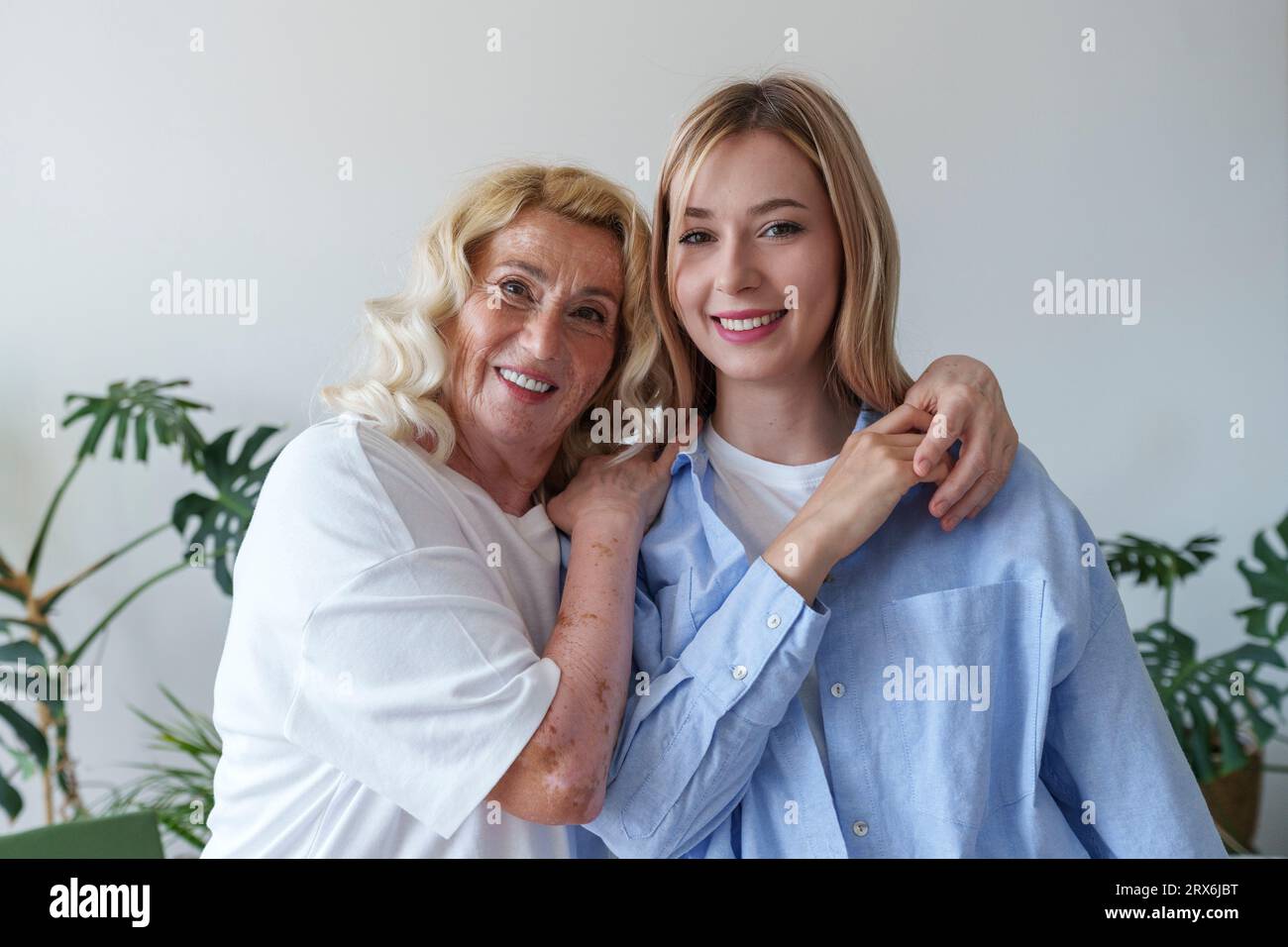 Smiling mother daughter home hi-res stock photography and images - Alamy