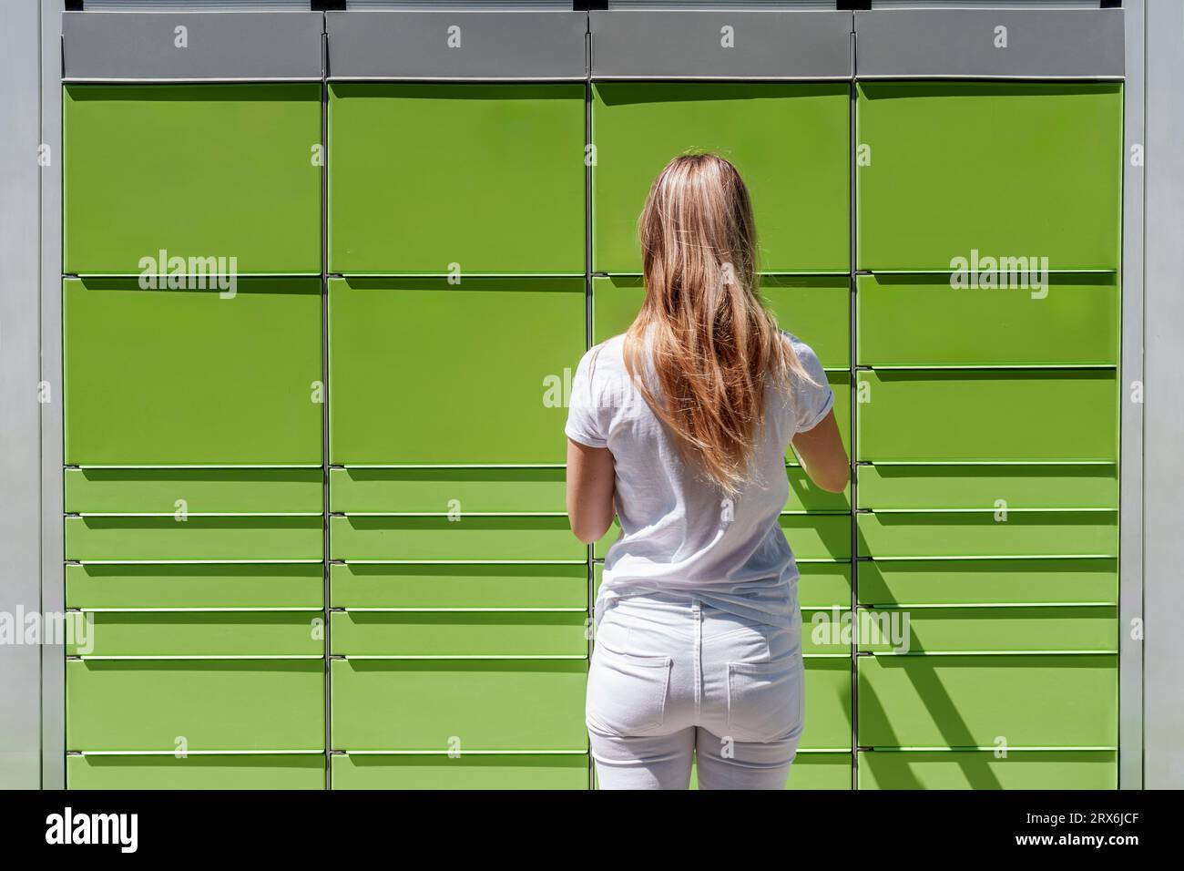 Automated parcel hi-res stock photography and images - Alamy