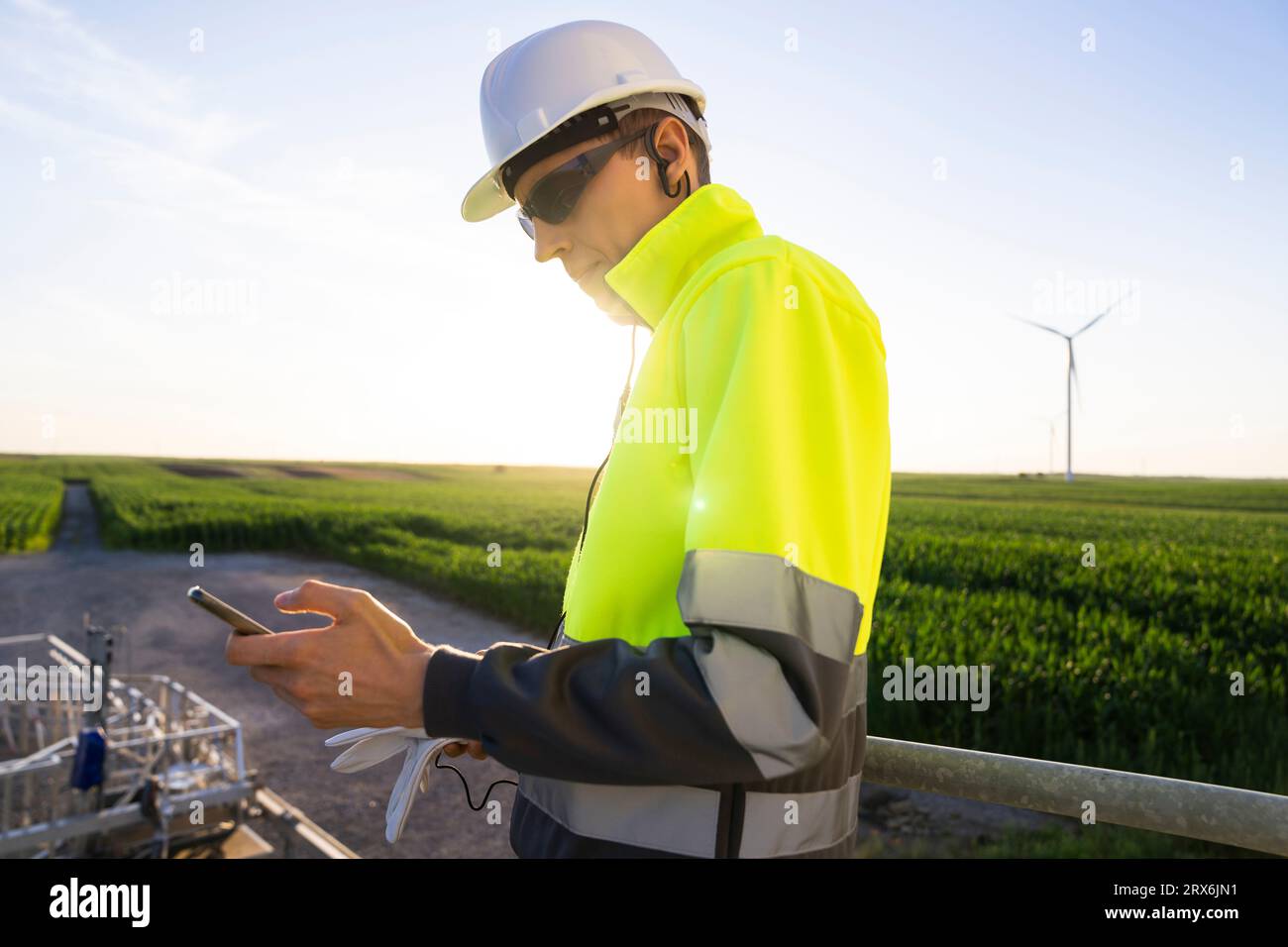 Field engineer mobile hi-res stock photography and images - Alamy