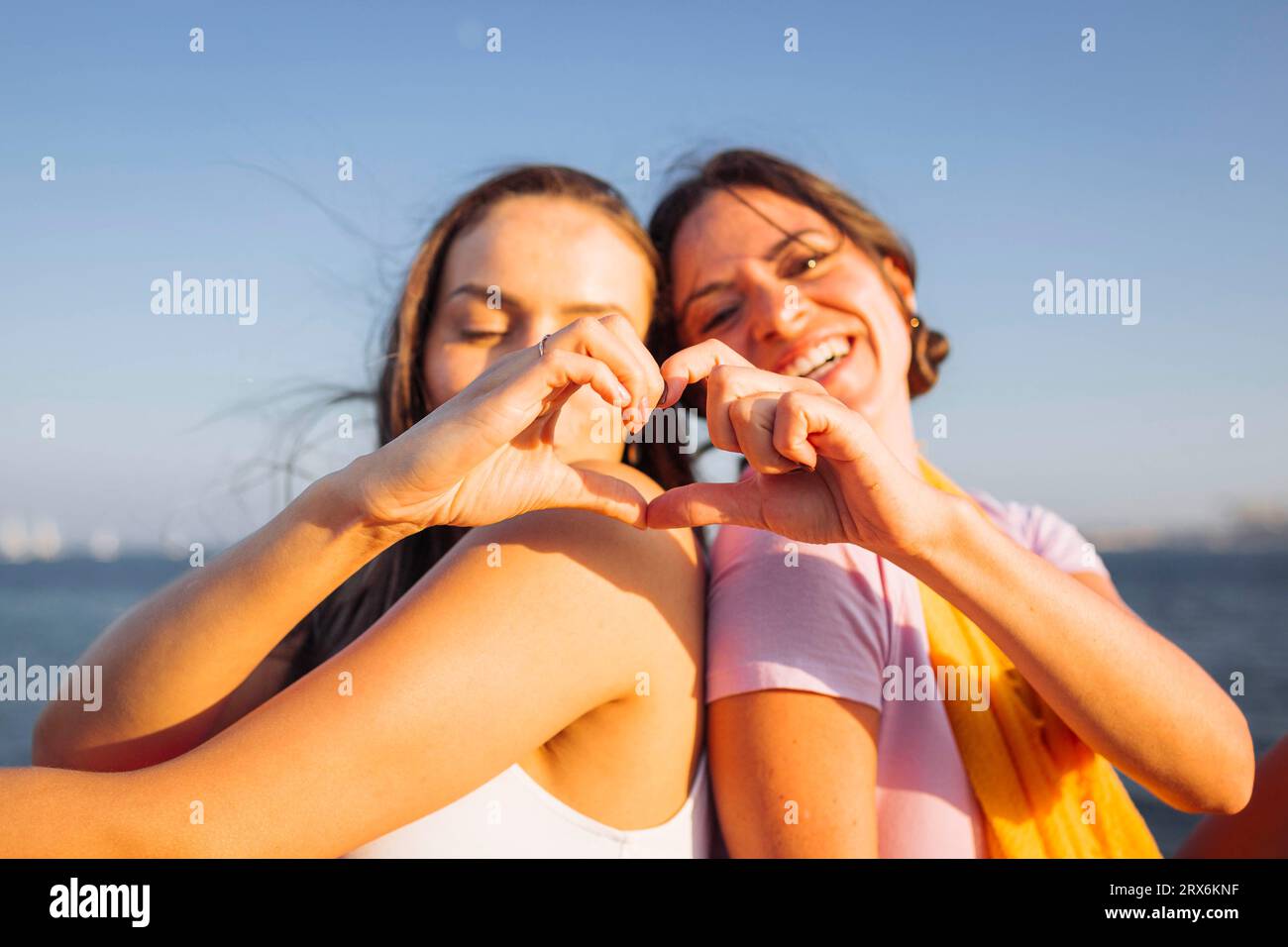 Portrait happy friends showing hi-res stock photography and images - Alamy