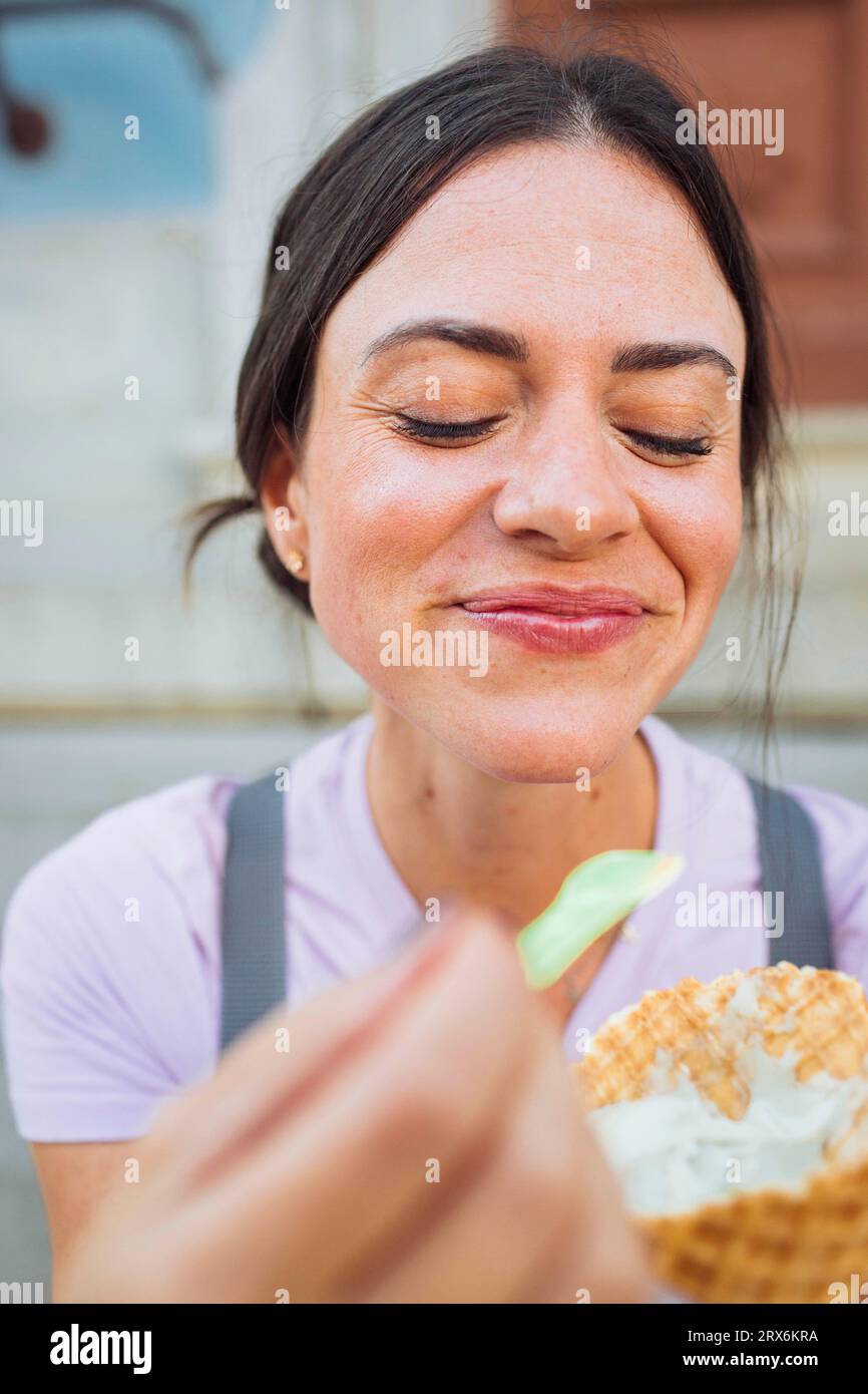 Young women having ice cream hi-res stock photography and images - Alamy