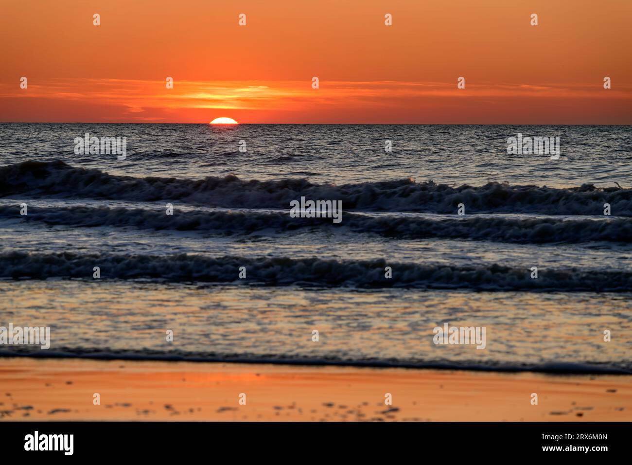 Sea water with orange colour hi-res stock photography and images - Alamy