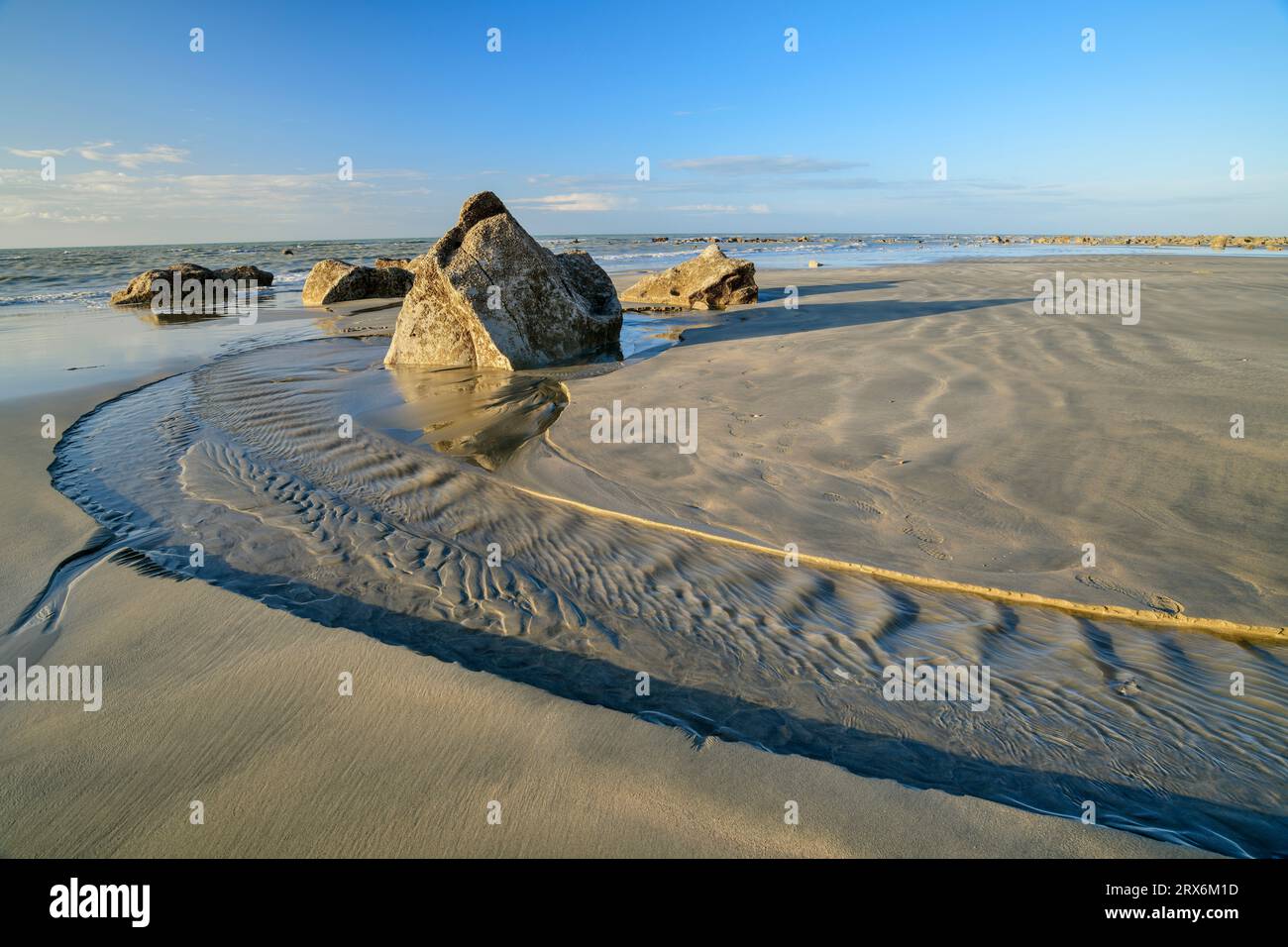 Puddle on rocky beach ocean hi-res stock photography and images - Alamy